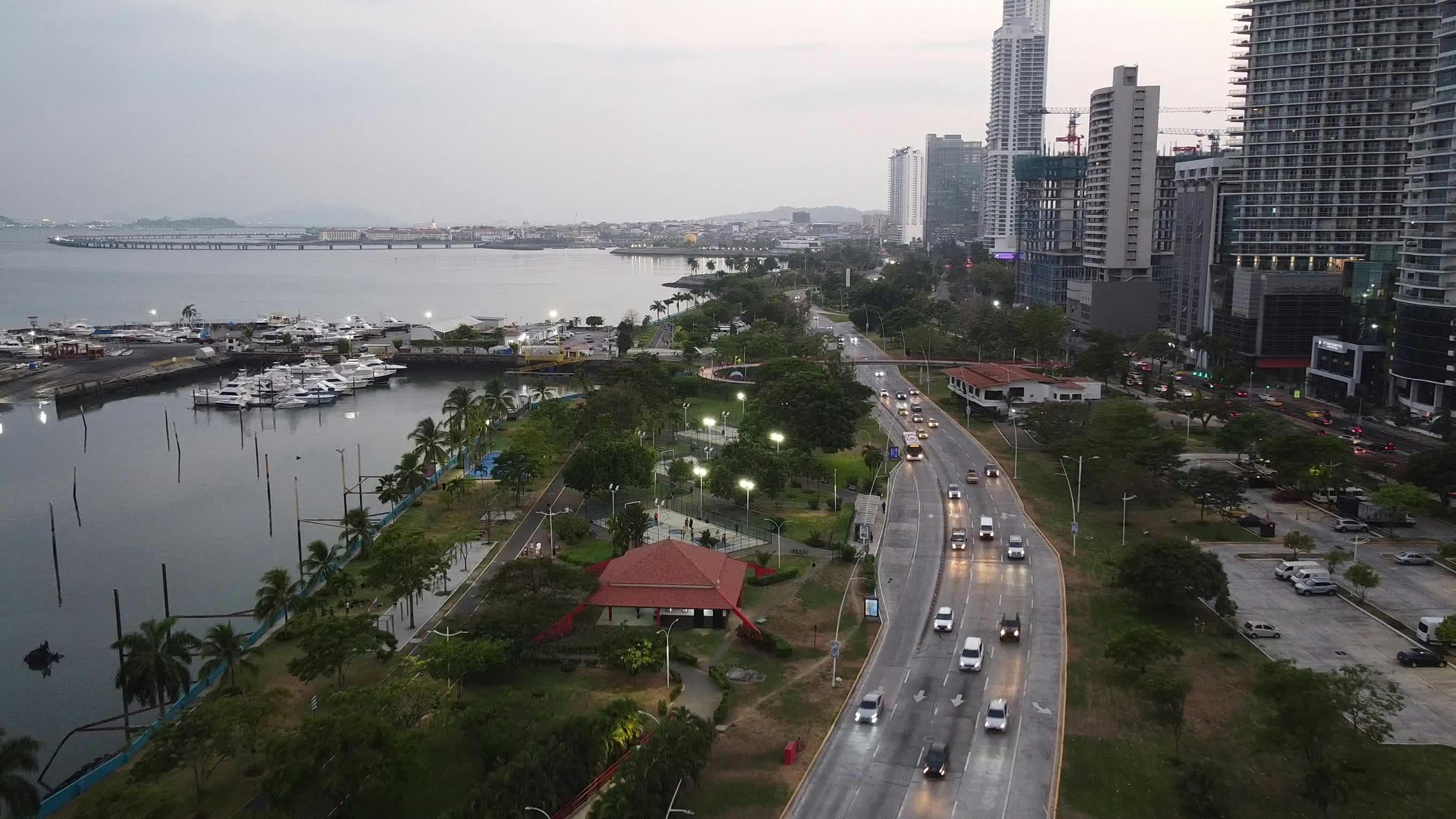 Vista Aérea De La Cinta Costera De La Ciudad De Panamá Al Atardecer ...