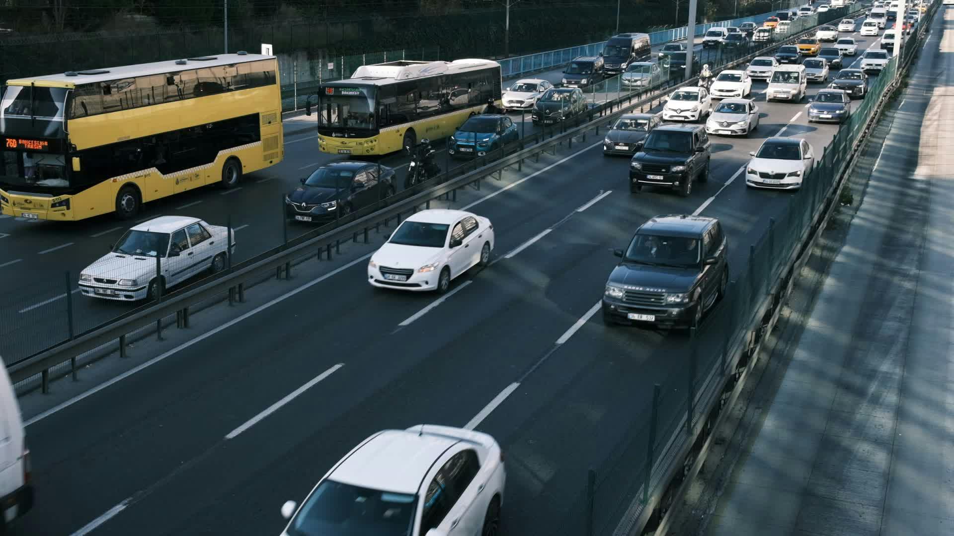 Jalan Raya Perkotaan Yang Sibuk Dengan Arus Lalu Lintas Yang Lancar ...