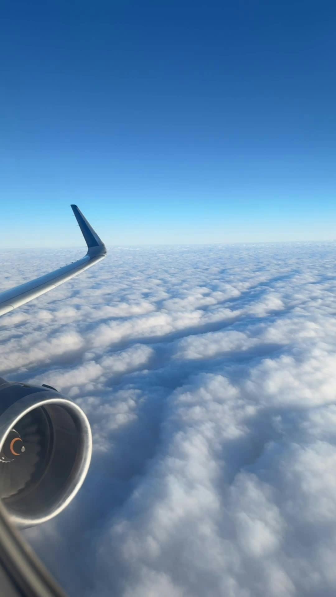 Impresionante Vista Aérea De Las Nubes Desde Un Avión · Vídeo de stock gratuito
