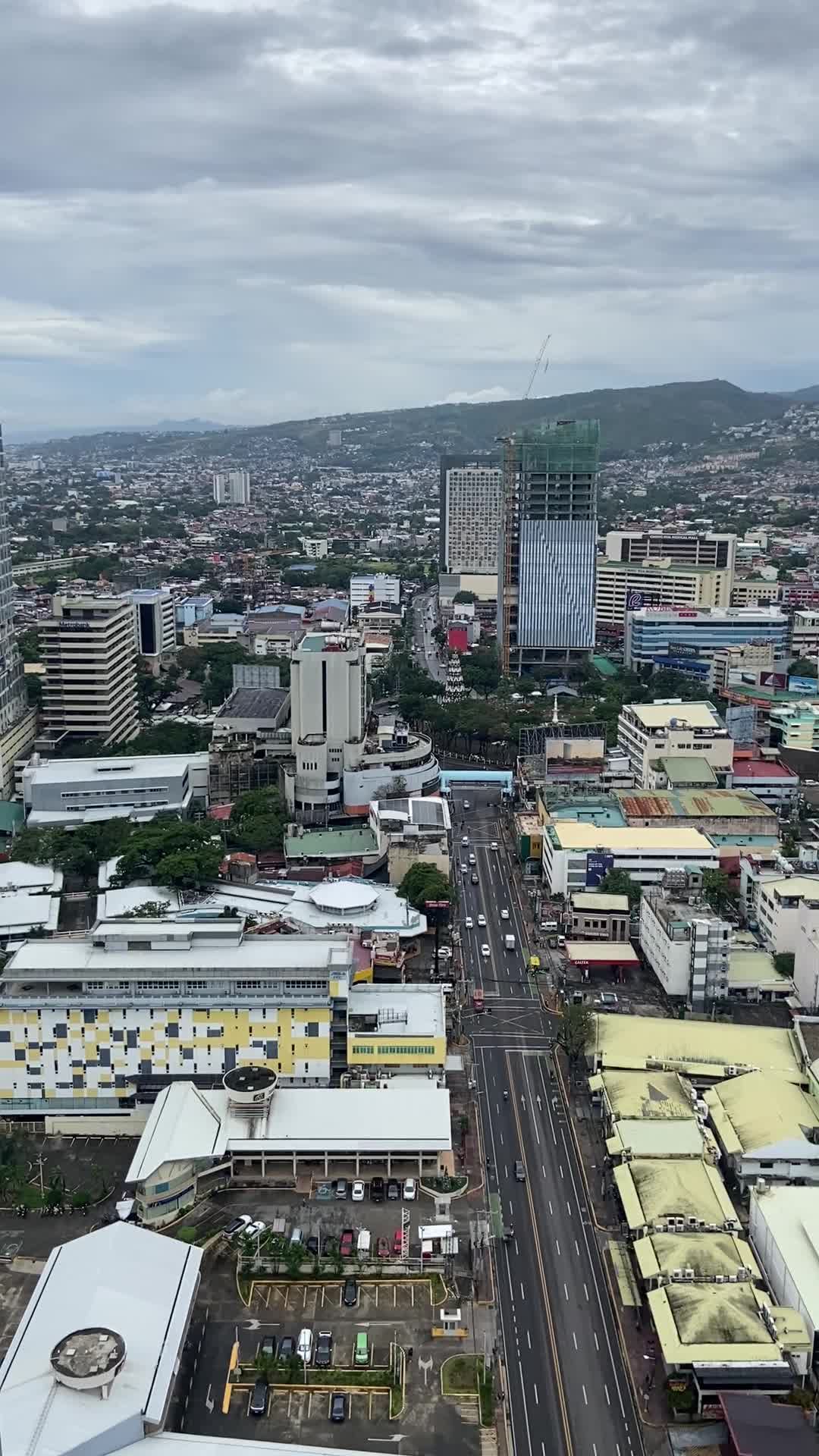 Vista Aérea Das Ruas Da Cidade Com Trânsito · Vídeo profissional gratuito