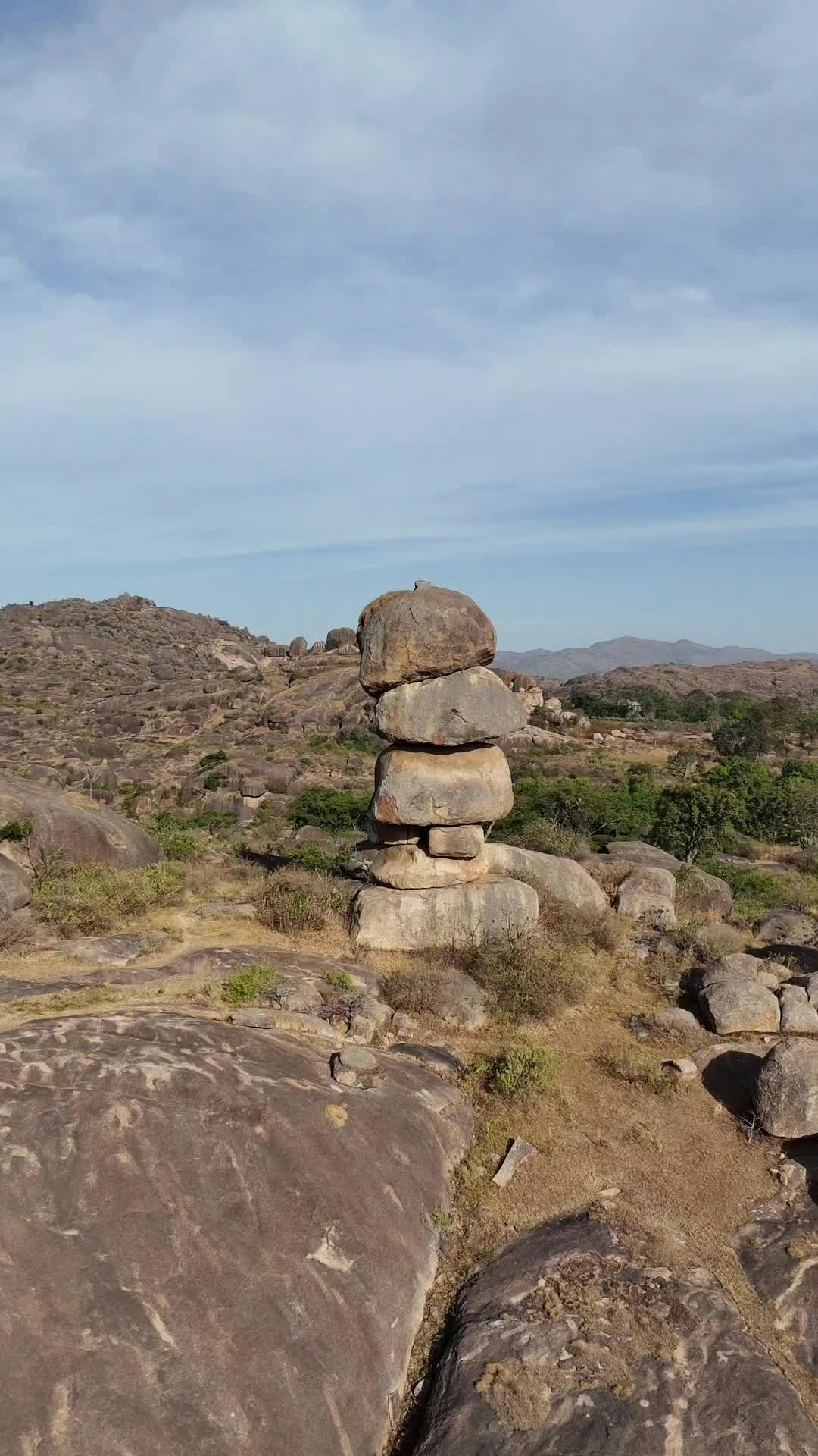 Rocas Apiladas En Un Paisaje Rocoso Y Pintoresco · Vídeo de stock gratuito