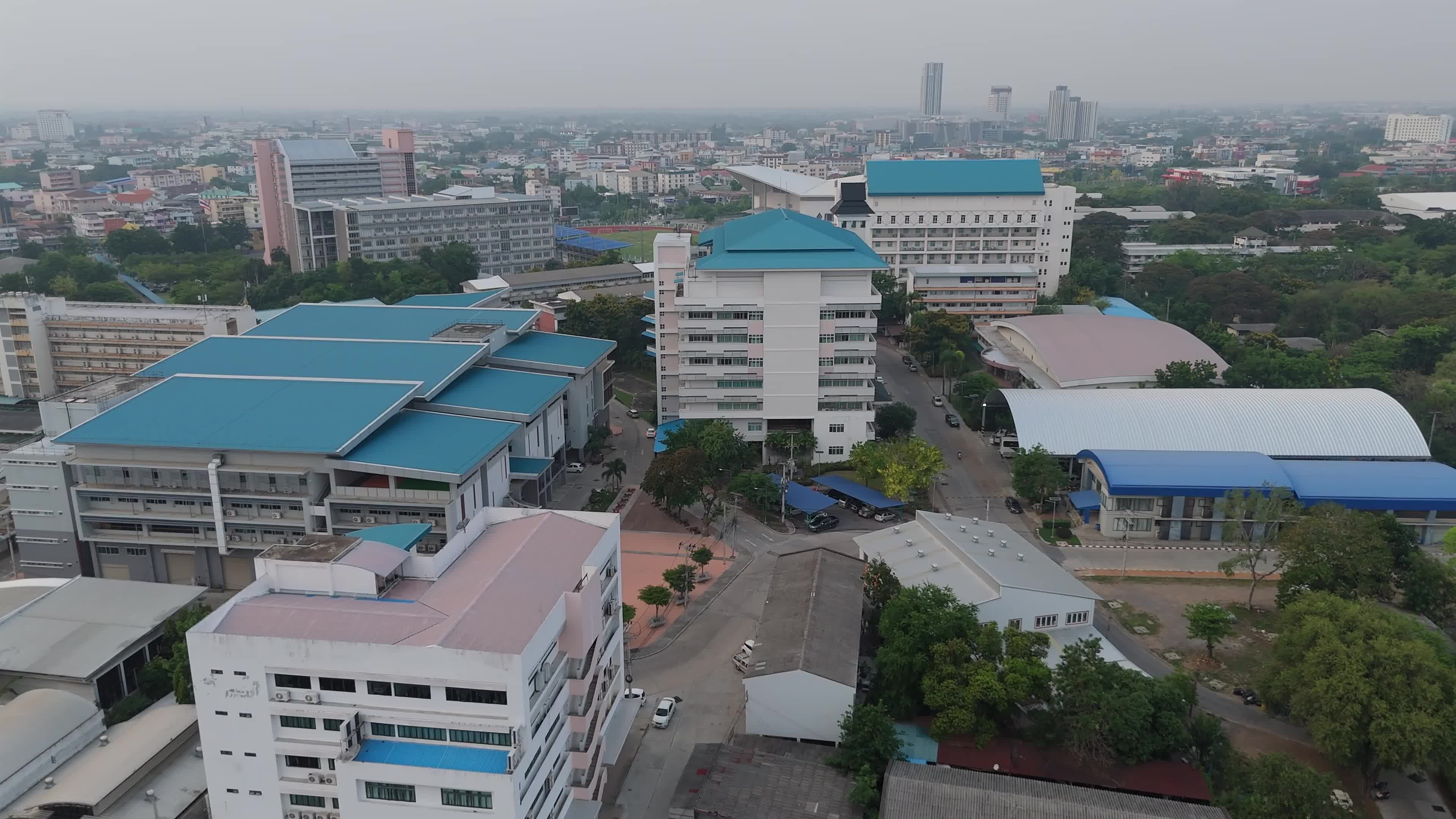 Vista Aérea De La Ciudad Con Edificios Con Techos Azules · Vídeo de ...