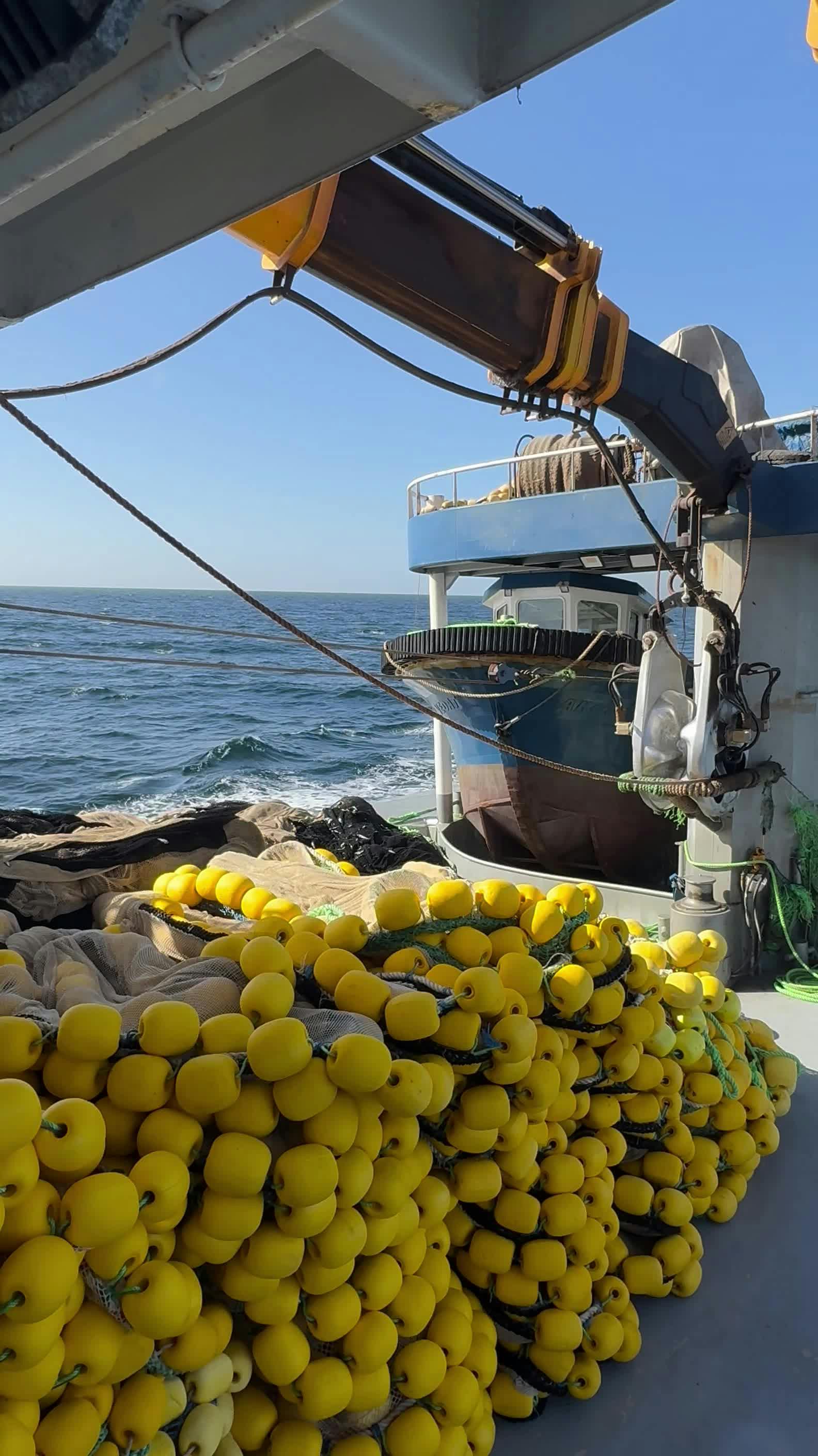 Perahu Nelayan Dengan Jaring Dan Pemandangan Laut · Video Stok Gratis