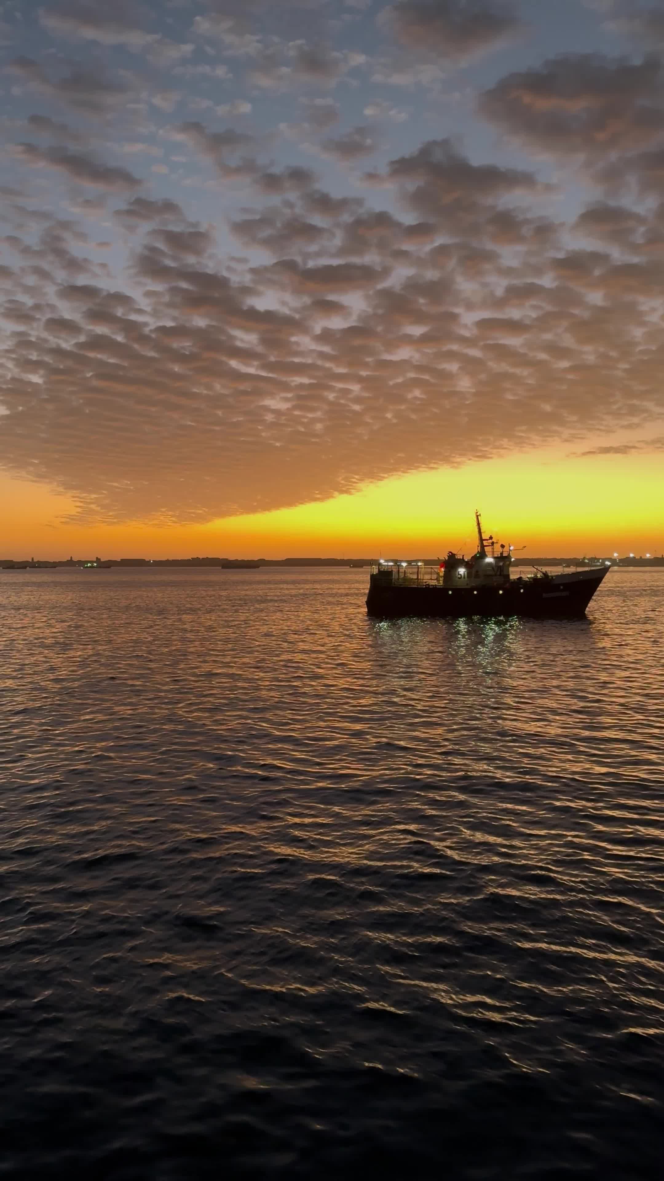 Barco Navegando Tranquilamente Al Atardecer · Vídeo de stock gratuito