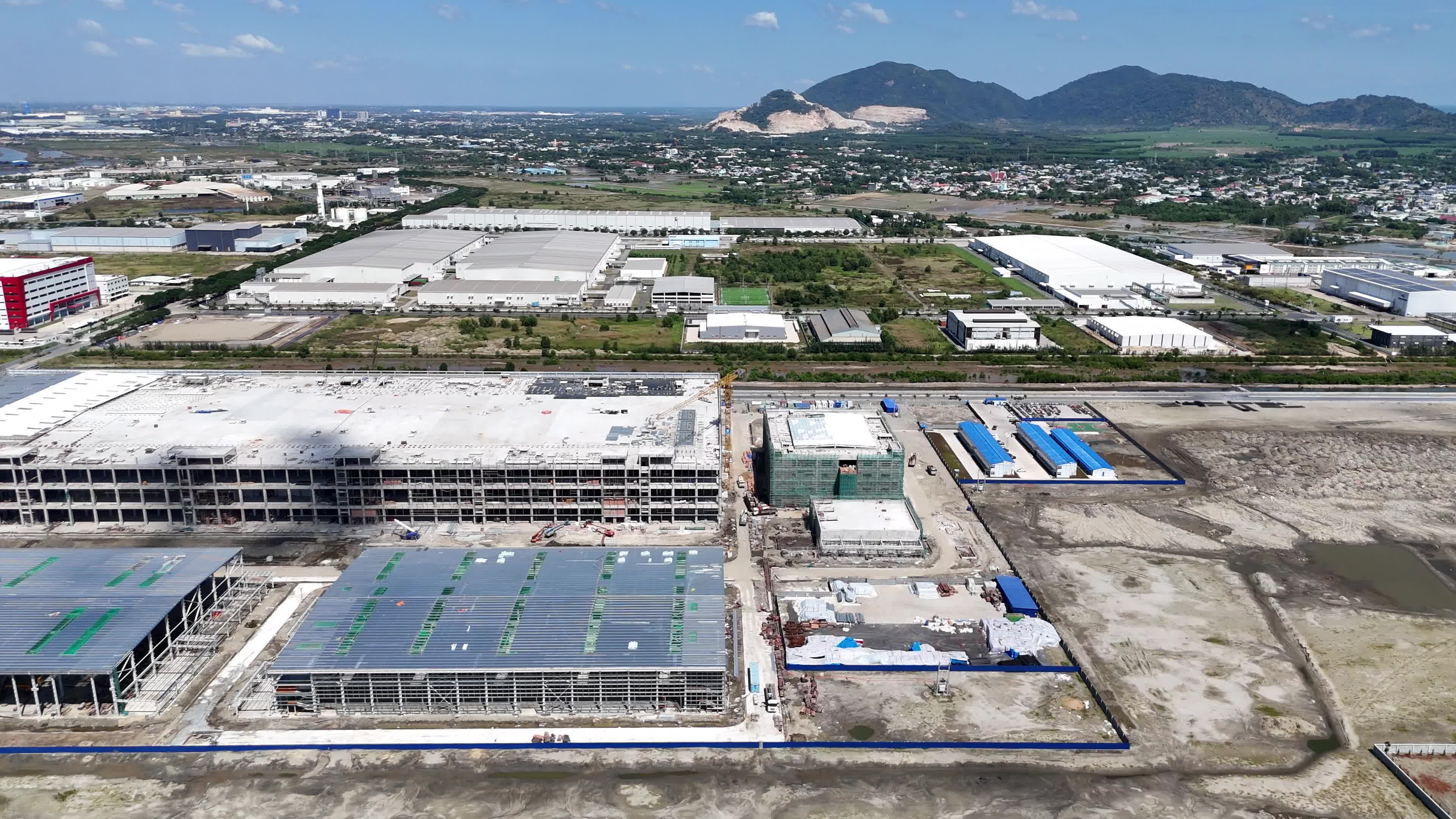 Vista Aérea De Un Complejo Industrial En Expansión · Vídeo de stock ...