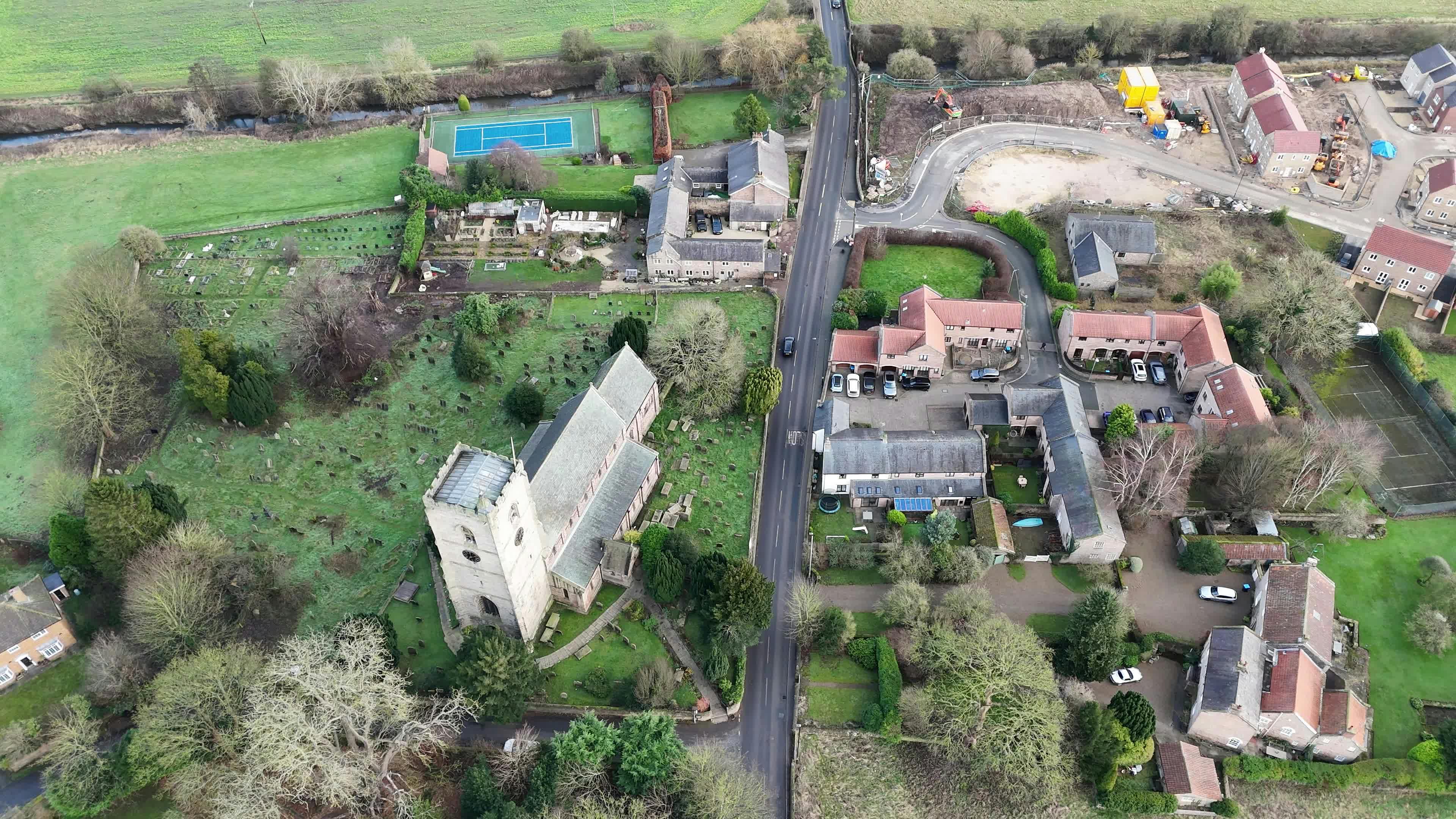 Vista Aérea Panorámica De Un Pueblo Rural · Vídeo de stock gratuito