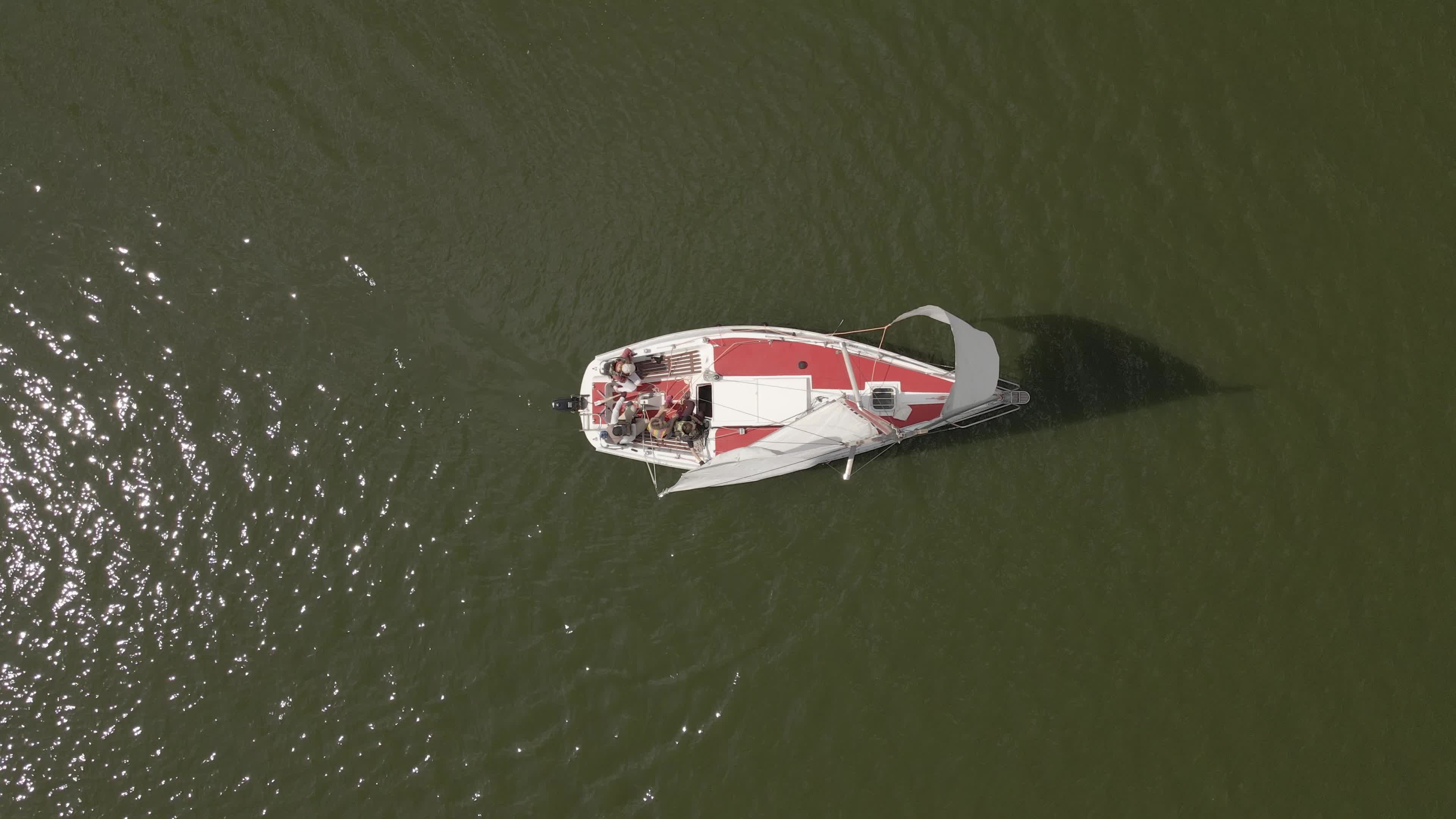 Rekaman Drone Kapal Pesiar Berlayar Di Perairan Yang Tenang · Video ...