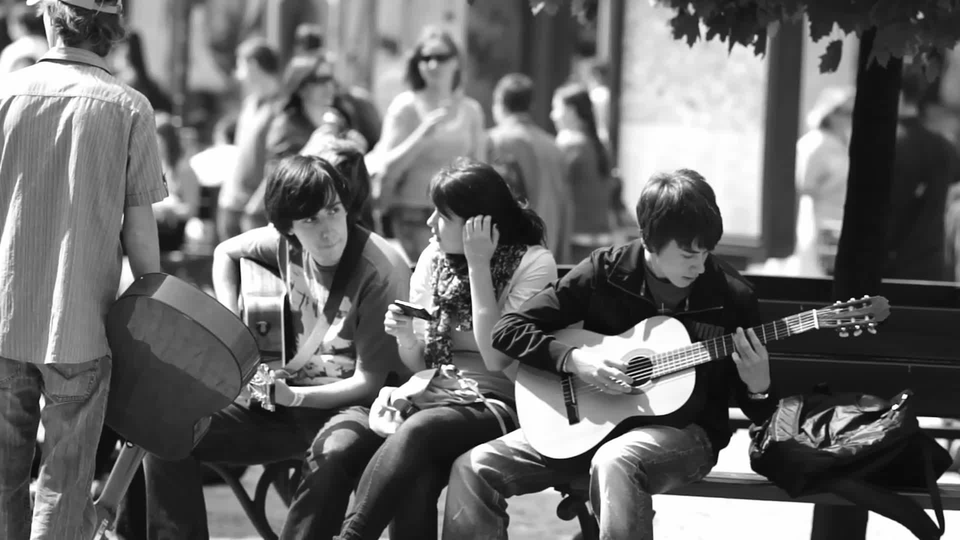 Músicos Callejeros Tocando Guitarras Acústicas Al Aire Libre · Vídeo de ...
