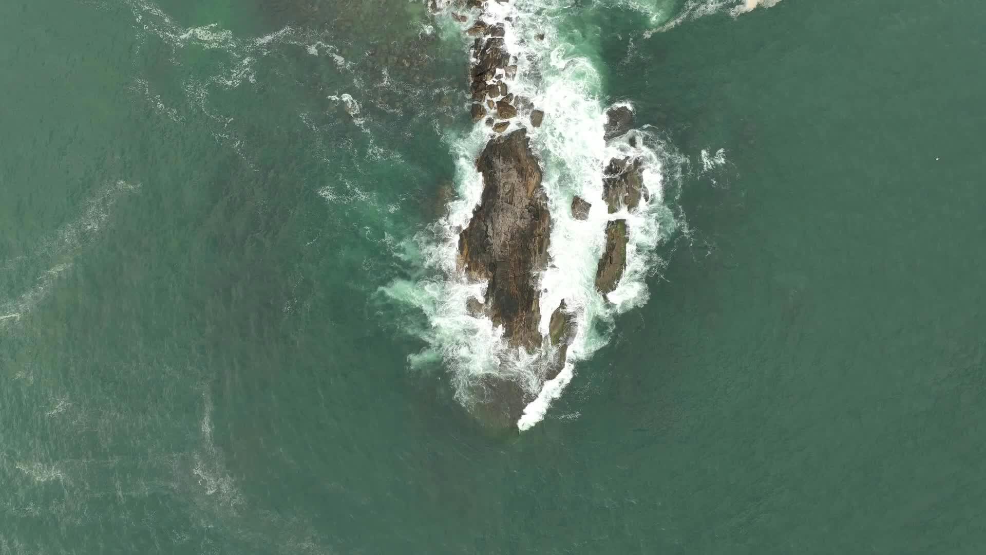 Vista Aérea De La Costa Rocosa Y La Exuberante Ladera · Vídeo de stock ...