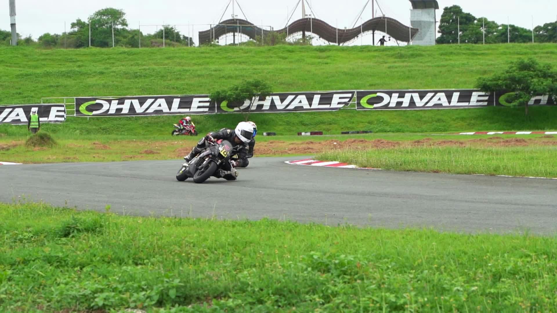 Emocionante Corrida De Motos Em Circuito De Grama · Vídeo profissional ...