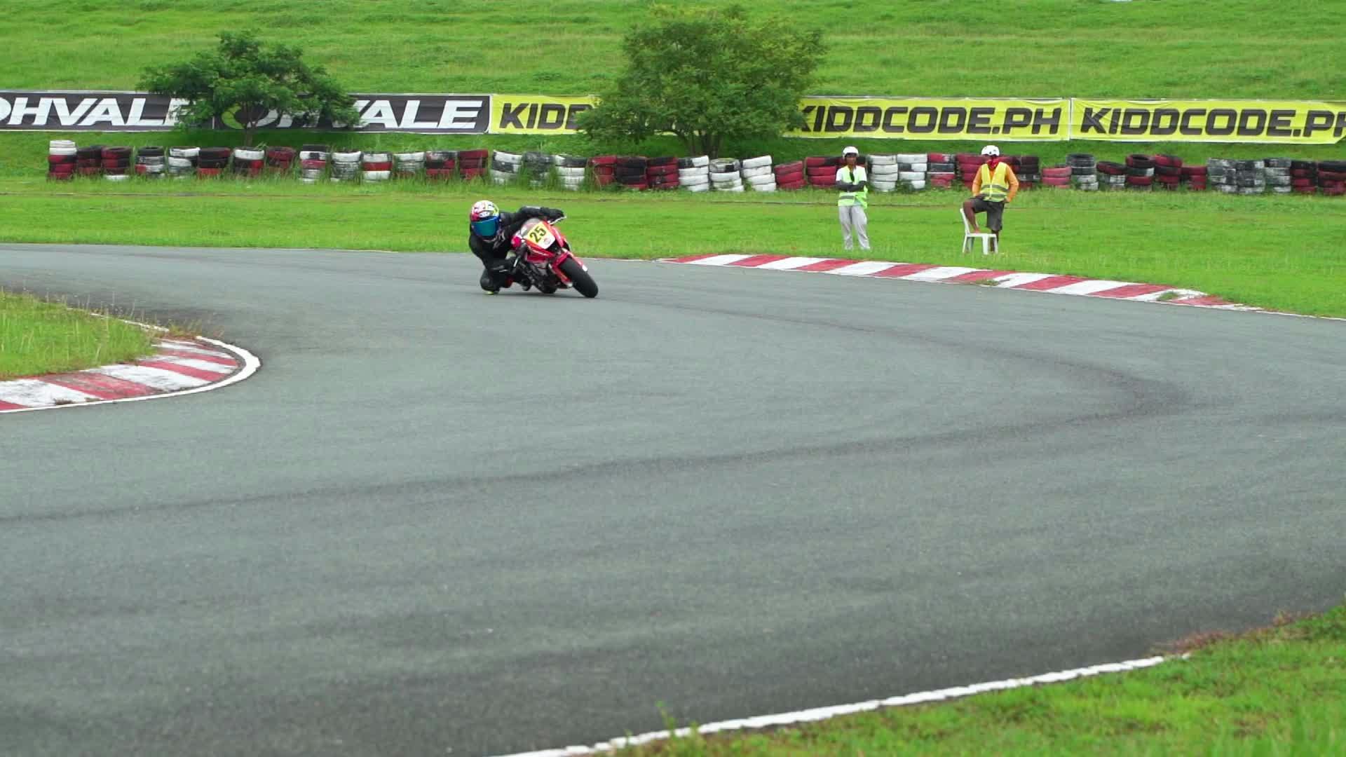 Emocionante Corrida De Motos Em Pista De Asfalto · Vídeo profissional ...
