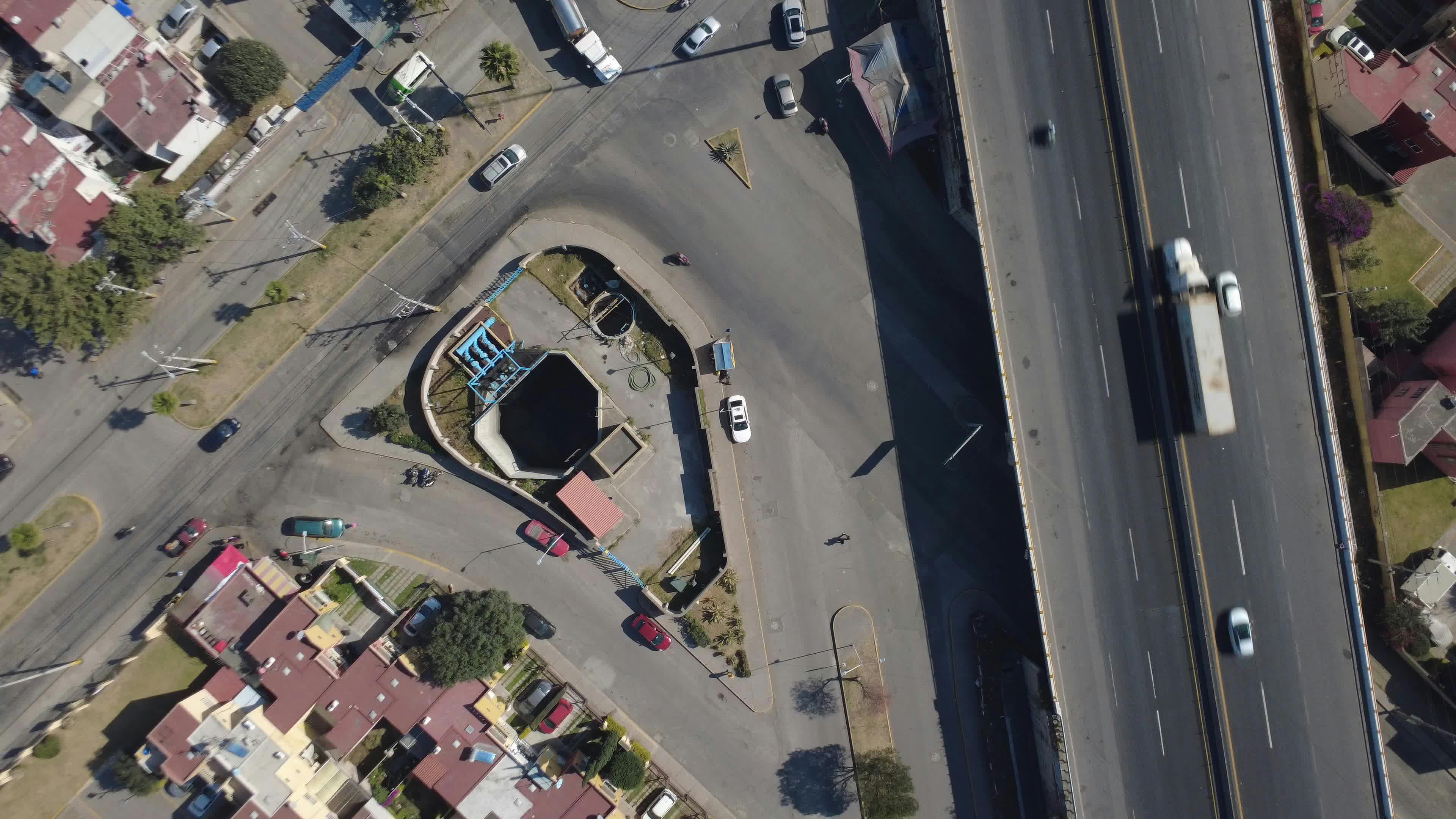 Vista Aérea De La Rotonda Y La Autopista · Vídeo de stock gratuito