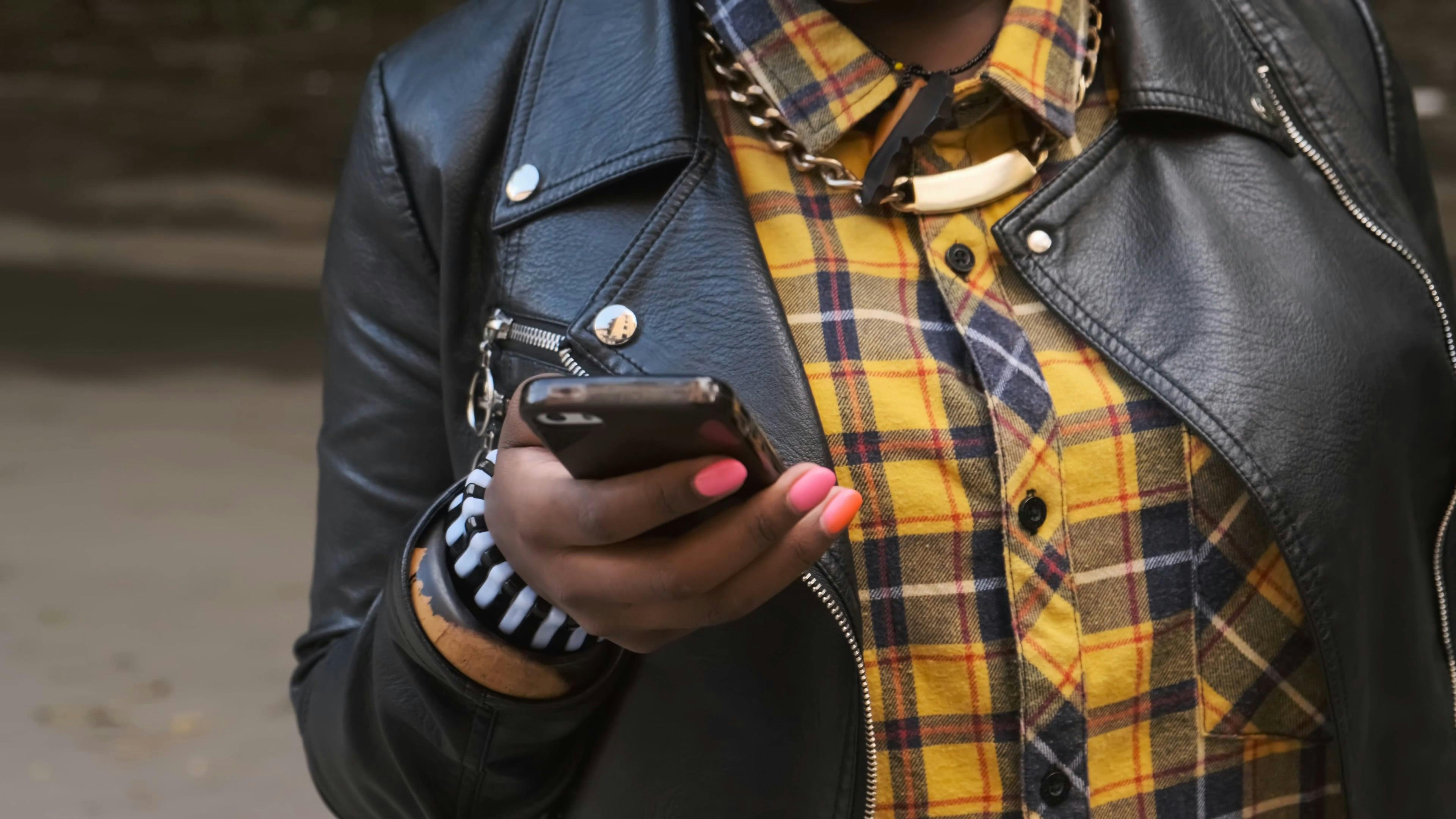 Une Femme Utilisant Son Téléphone Portable · Vidéo gratuite