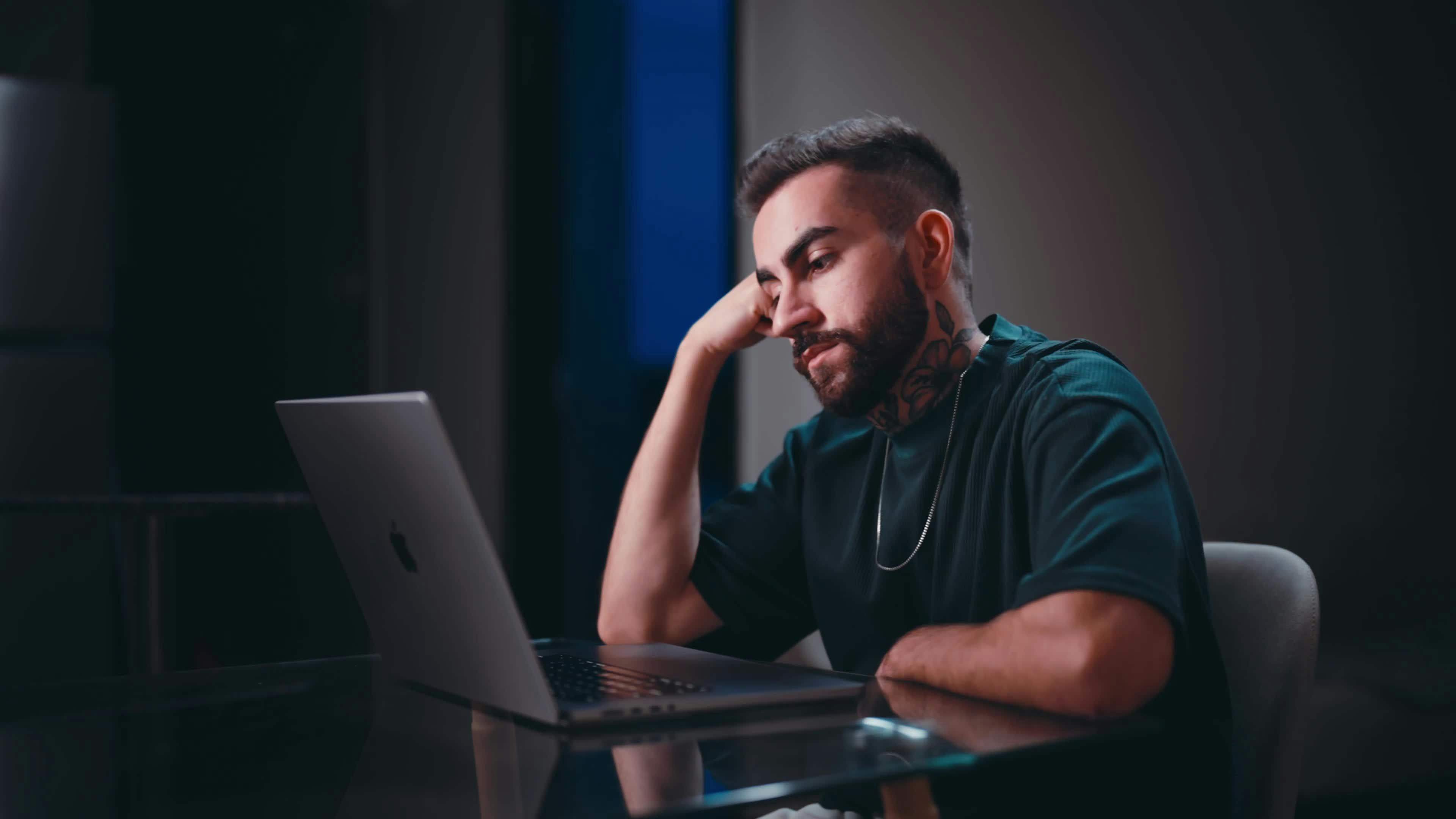 Set Up Laptop Videos, Download The BEST Free 4k Stock Video Footage ...