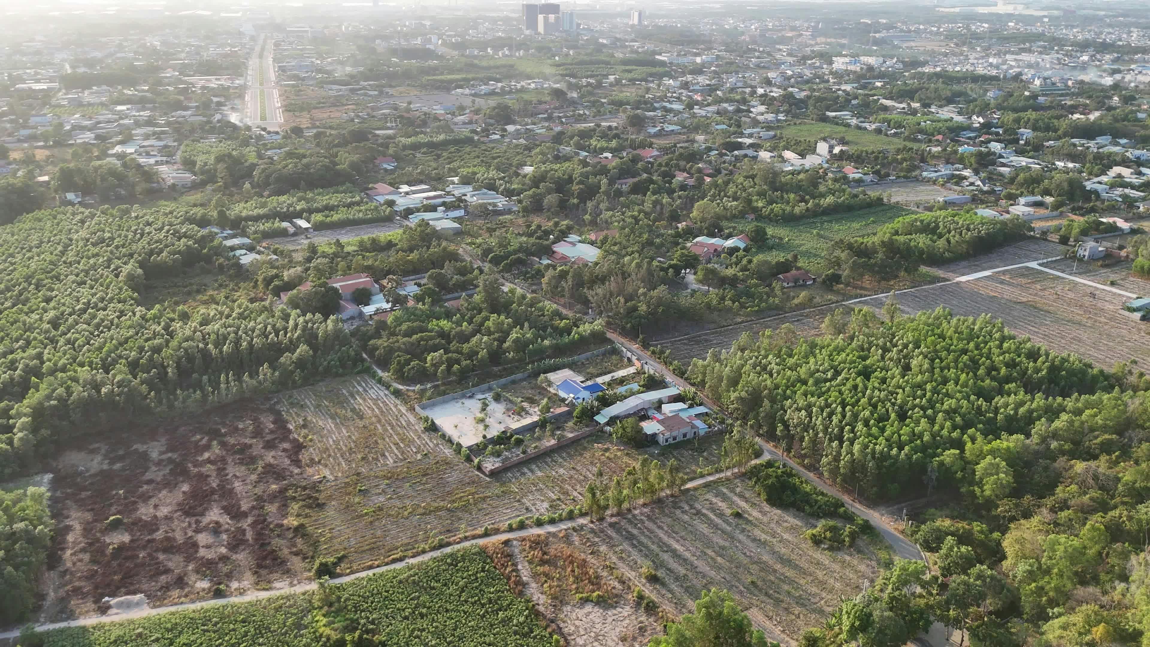 Gambar Real Estat Yang Sangat Indah Yang Terletak Di Kaki Gunung Thi ...