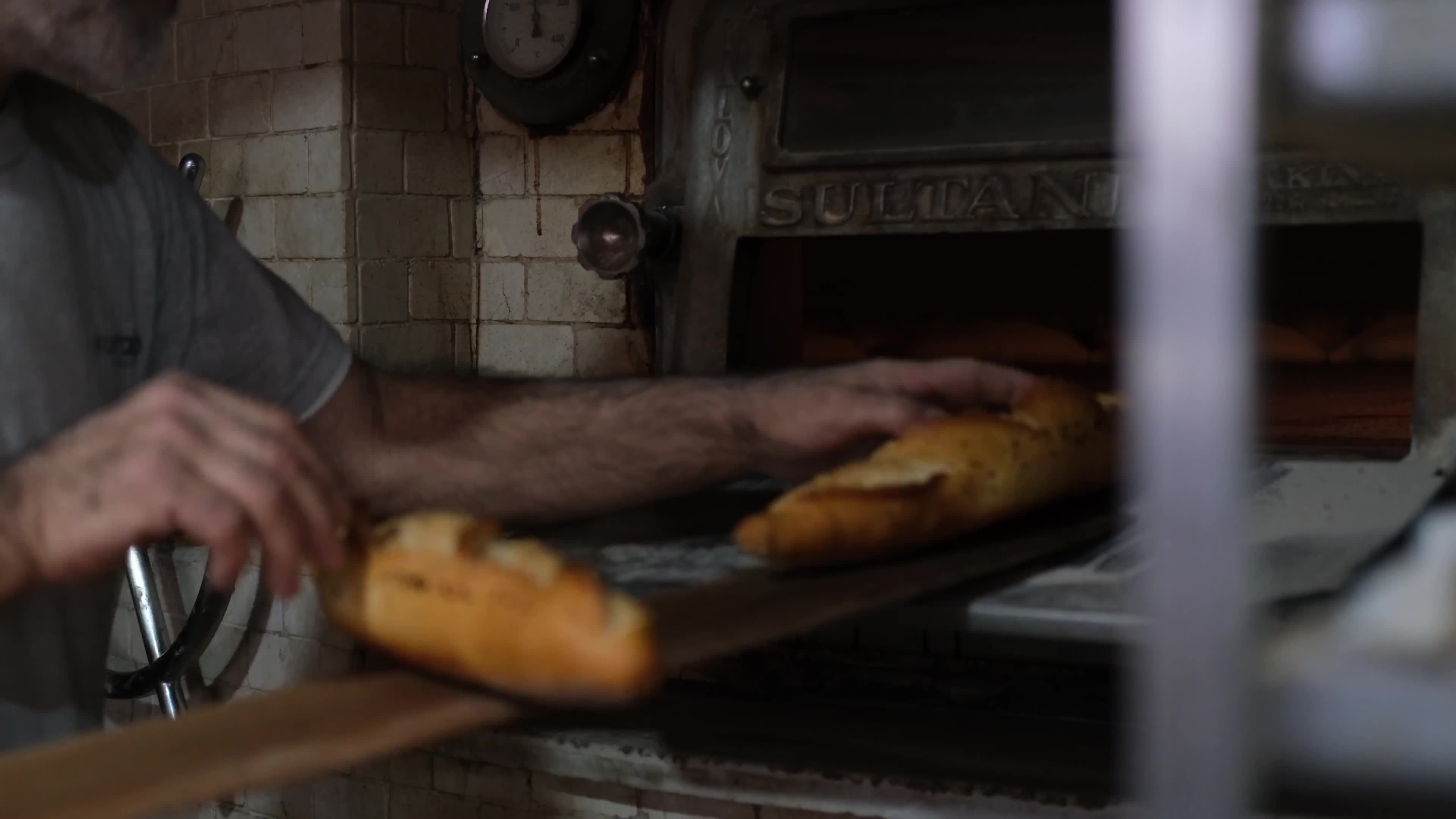 Panadero Deslizando Pan Recién Horneado Dentro Del Horno · Vídeo de ...