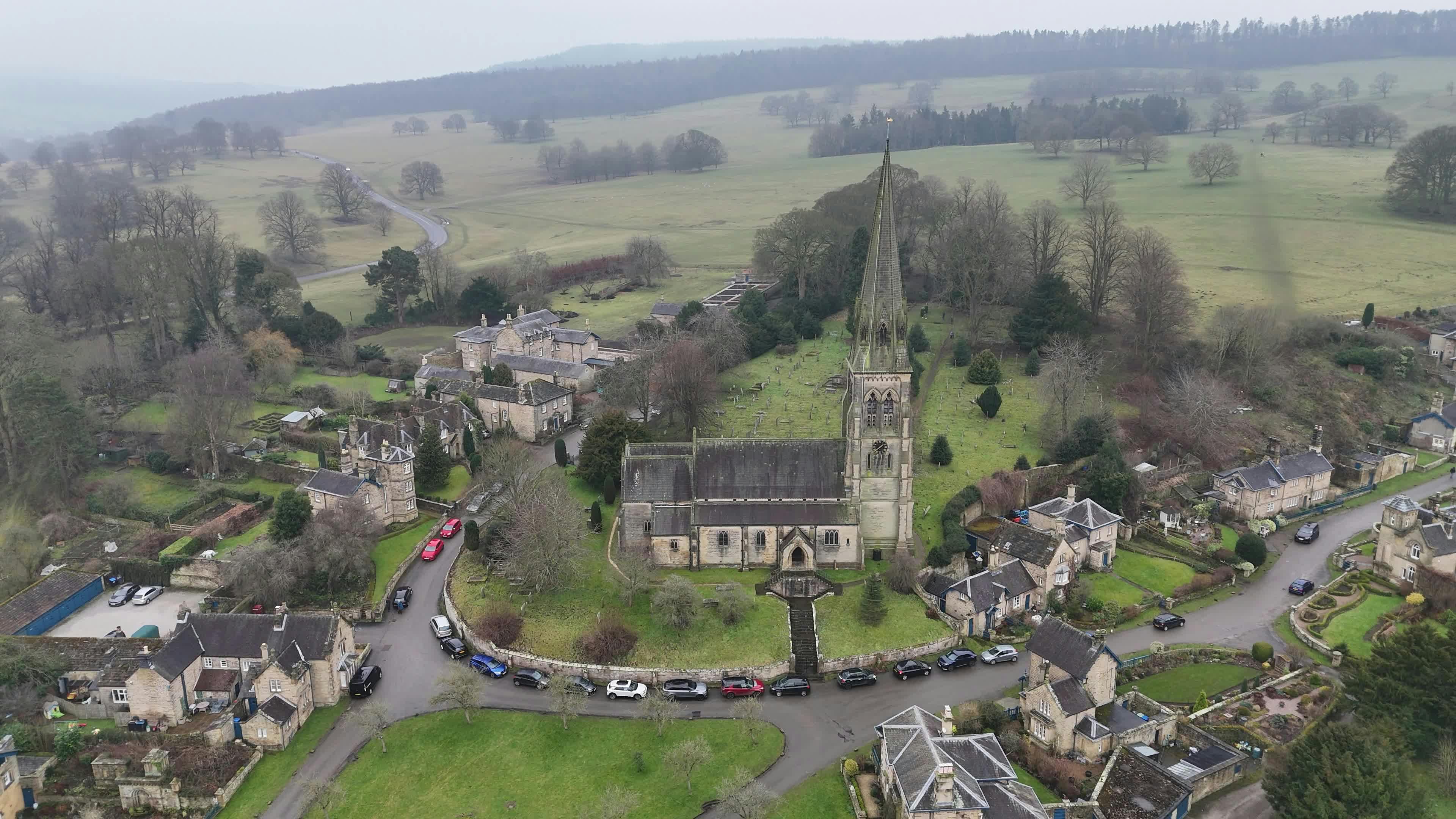 Vista Aérea De Un Pueblo Rural Con Una Iglesia · Vídeo de stock gratuito
