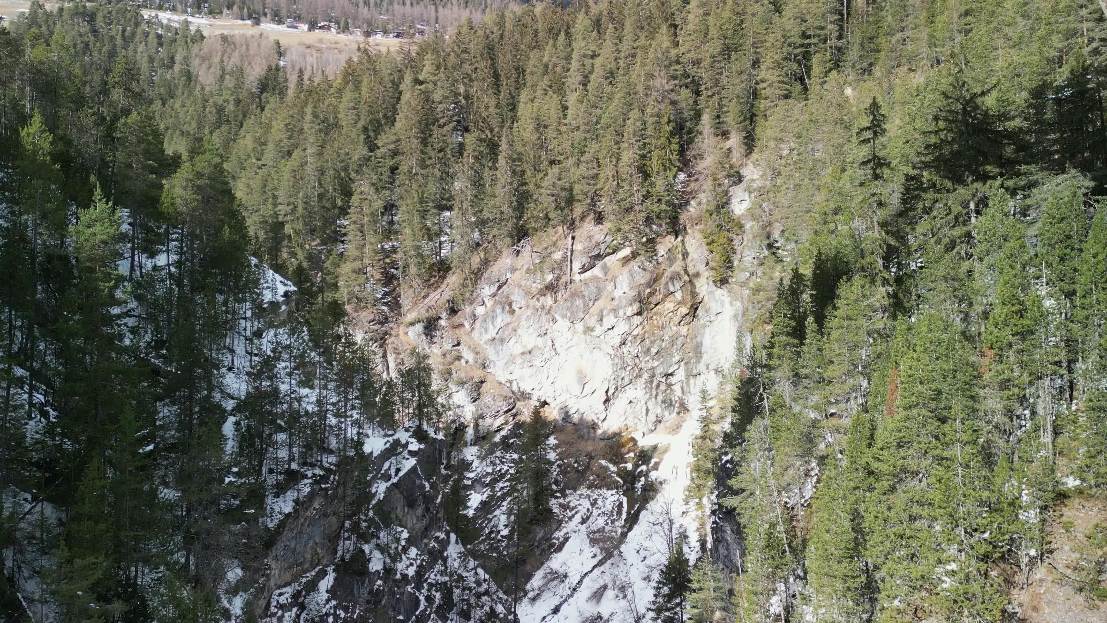 Majestuoso Puente Sobre Un Paisaje De Bosque Nevado · Vídeo de stock ...