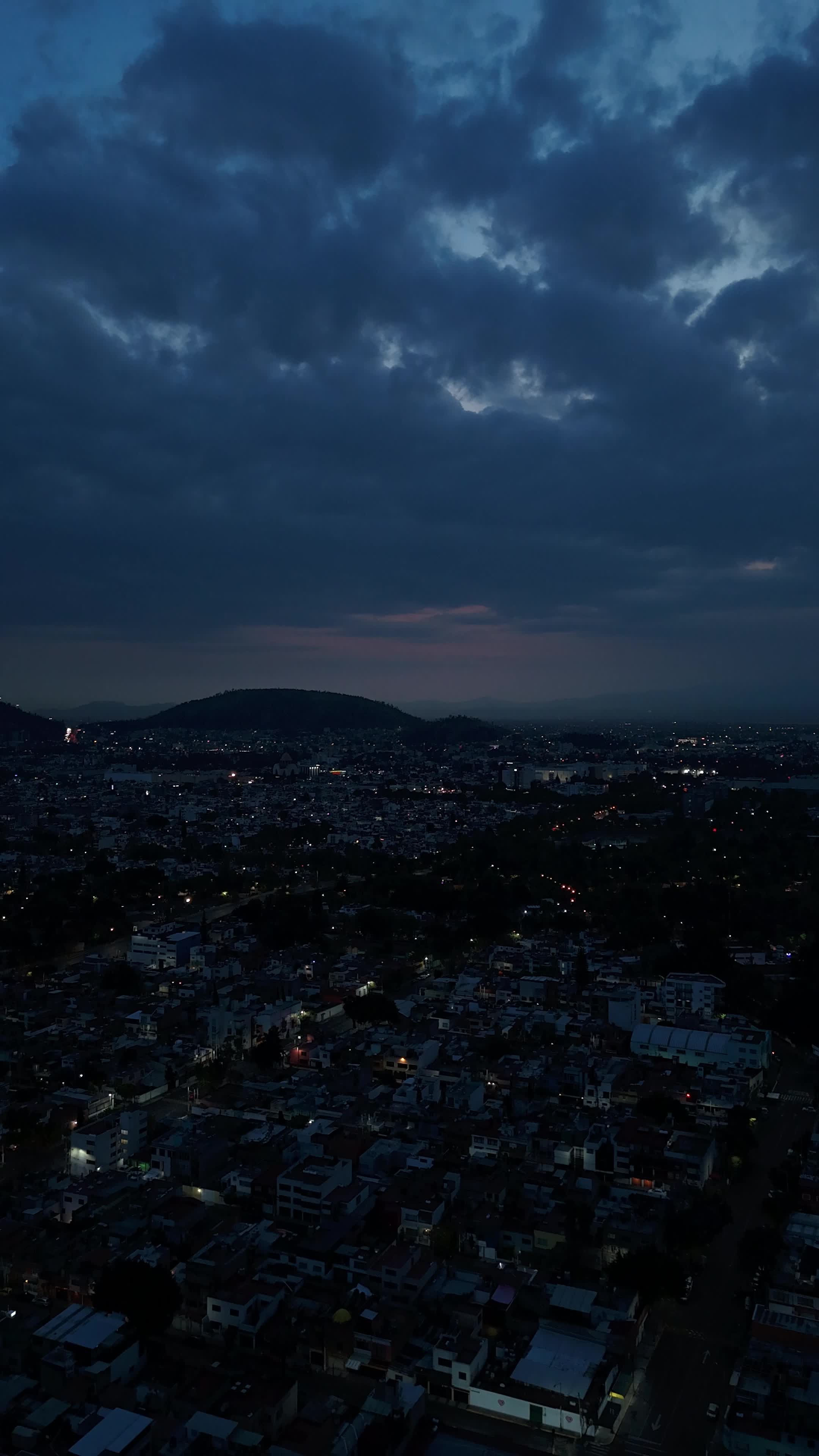 Vista Aérea Del Cielo Nocturno Tranquilo Sobre El Paisaje Urbano ...