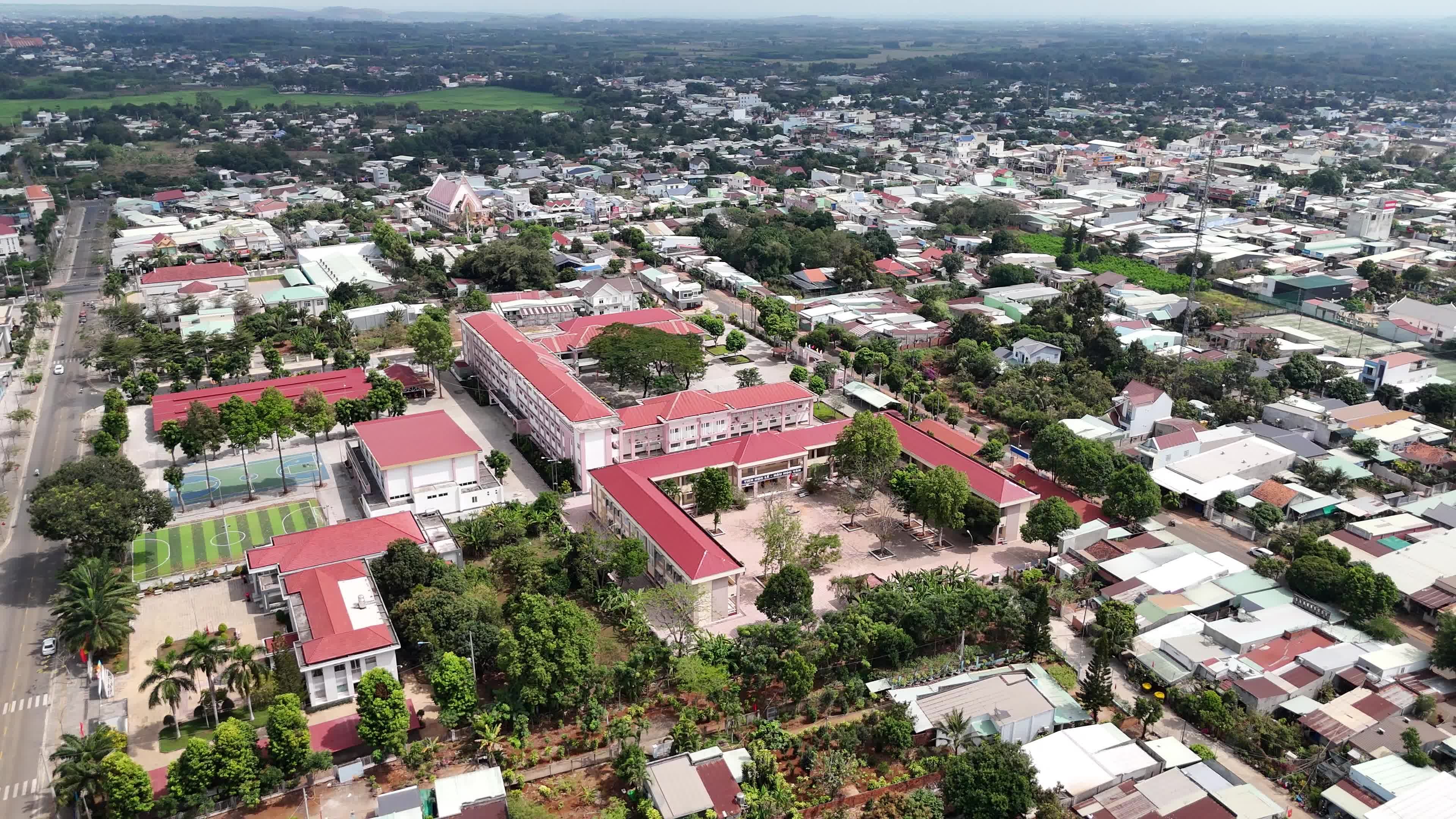 Vue Aérienne Du Campus Scolaire Urbain Aux Toits Rouges · Vidéo gratuite