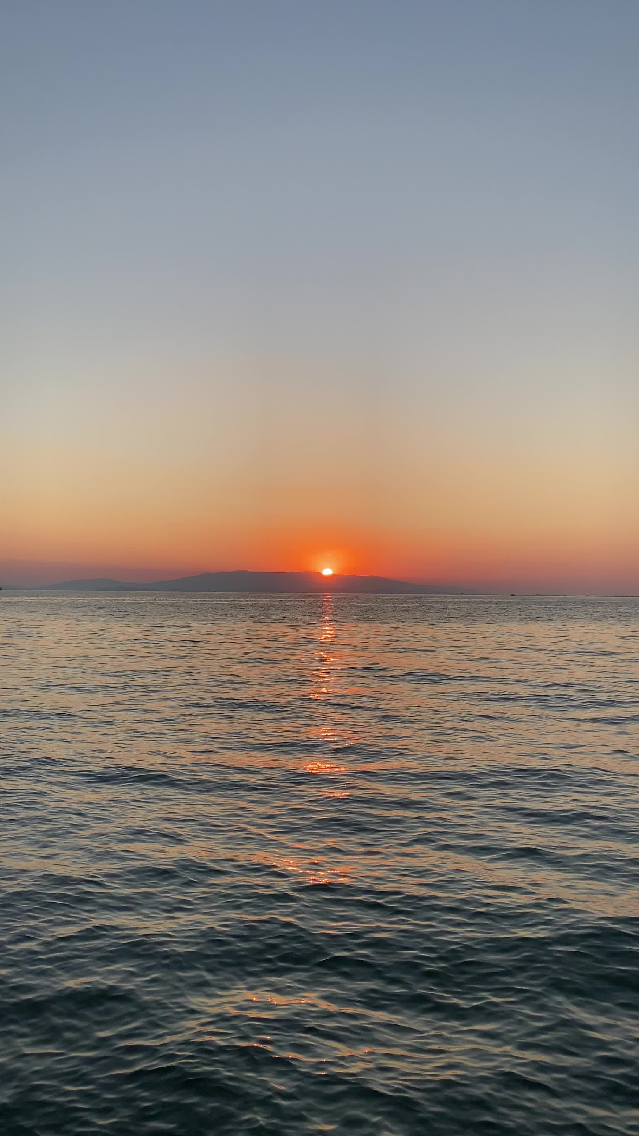 Atardecer Tranquilo Sobre Un Mar En Calma · Vídeo de stock gratuito