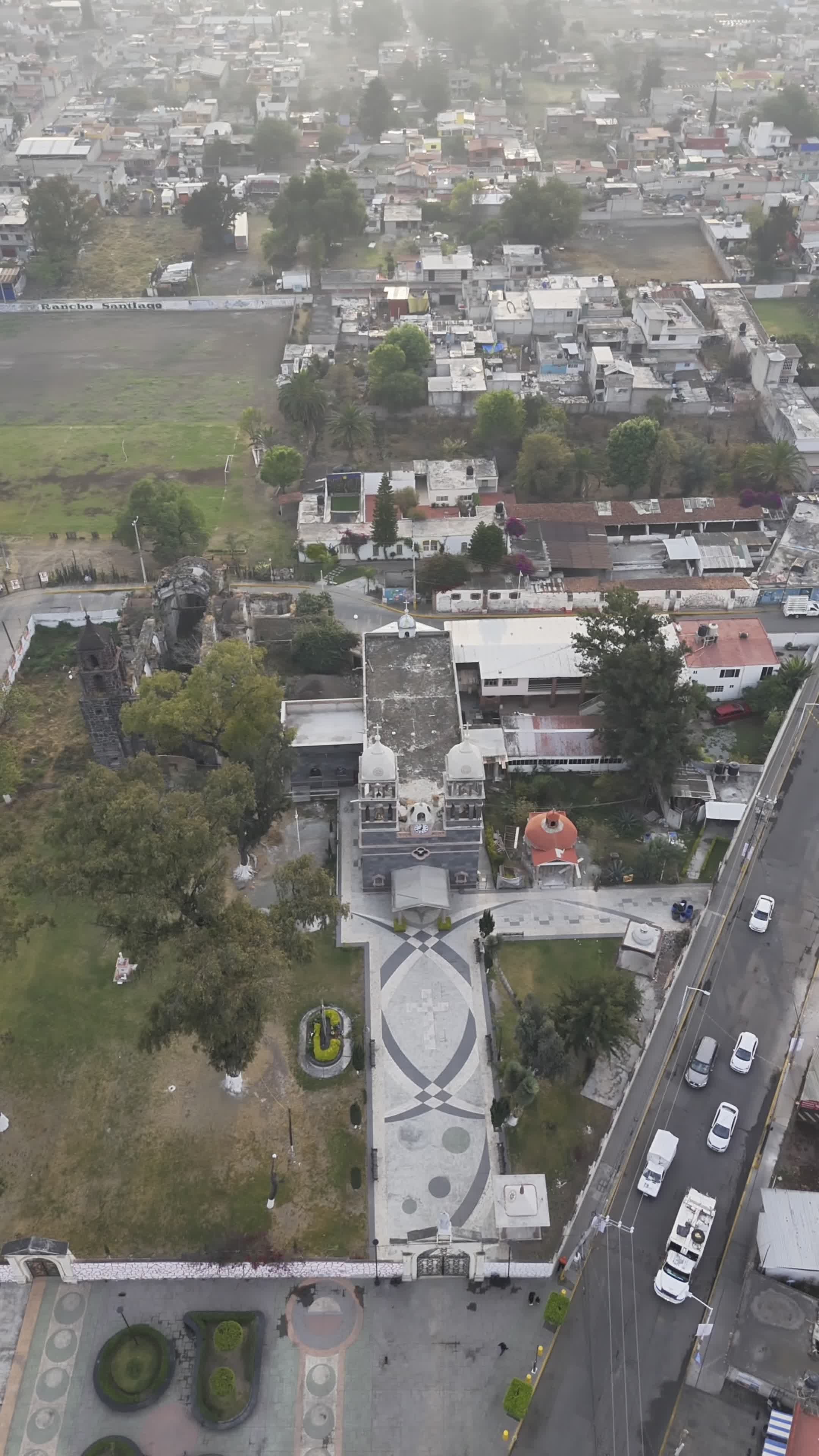 Vista Aérea De La Arquitectura Del Pueblo De Tultepec · Vídeo de stock ...