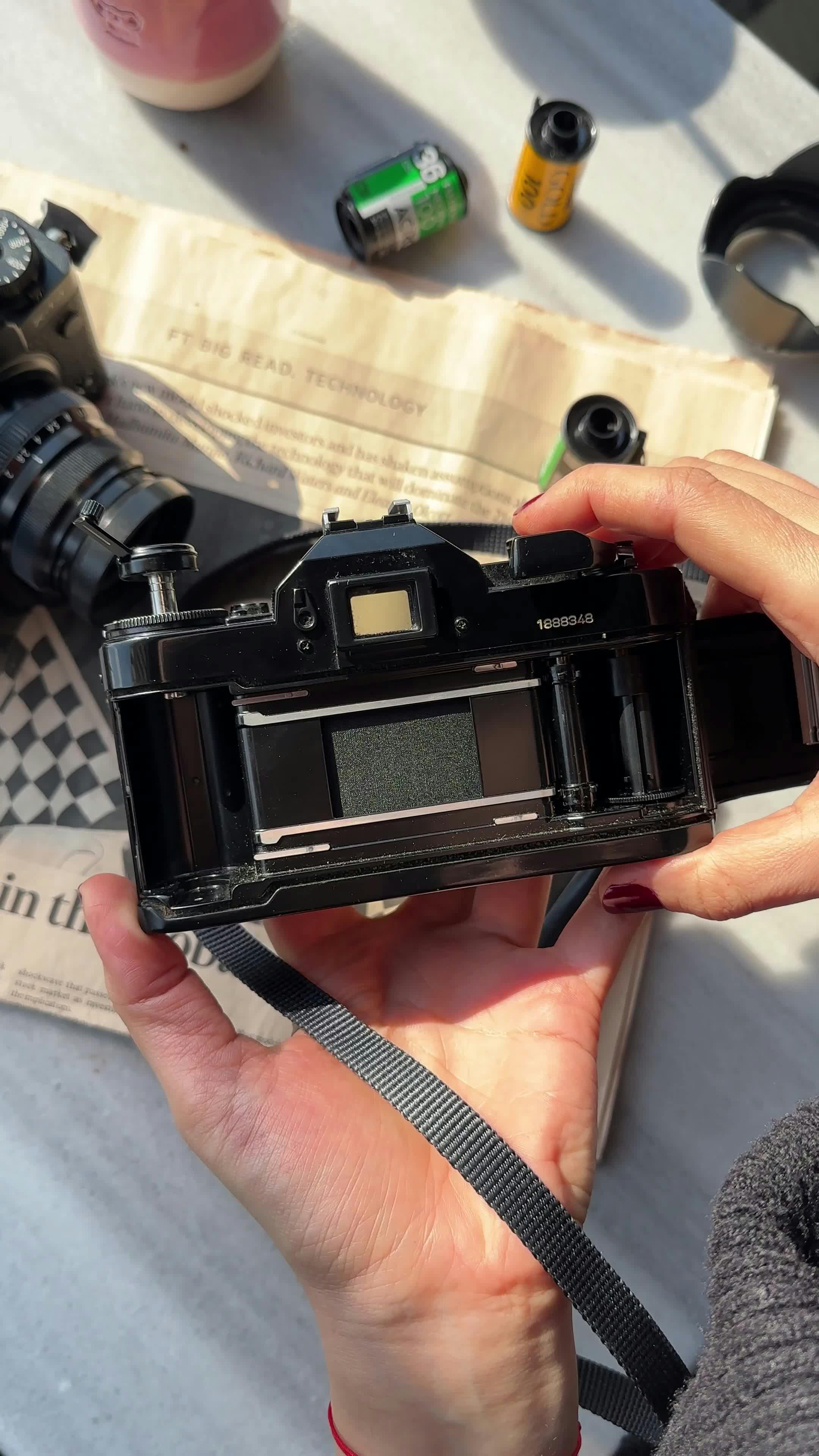 Manos Operando Una Cámara De Película Antigua Al Aire Libre · Vídeo de ...