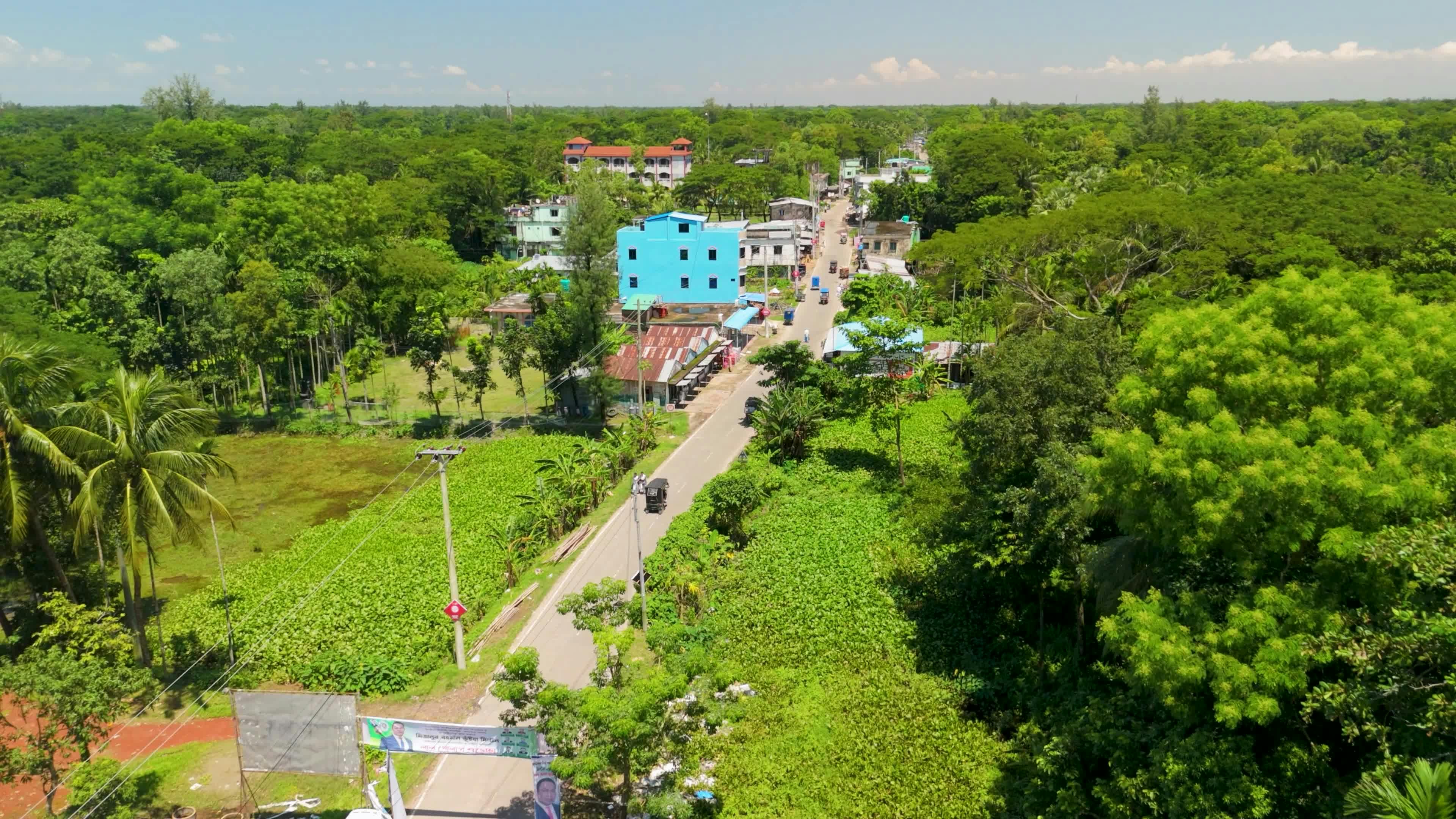 Vista Aérea Panorámica De La Carretera De Un Pueblo Rural · Vídeo de ...