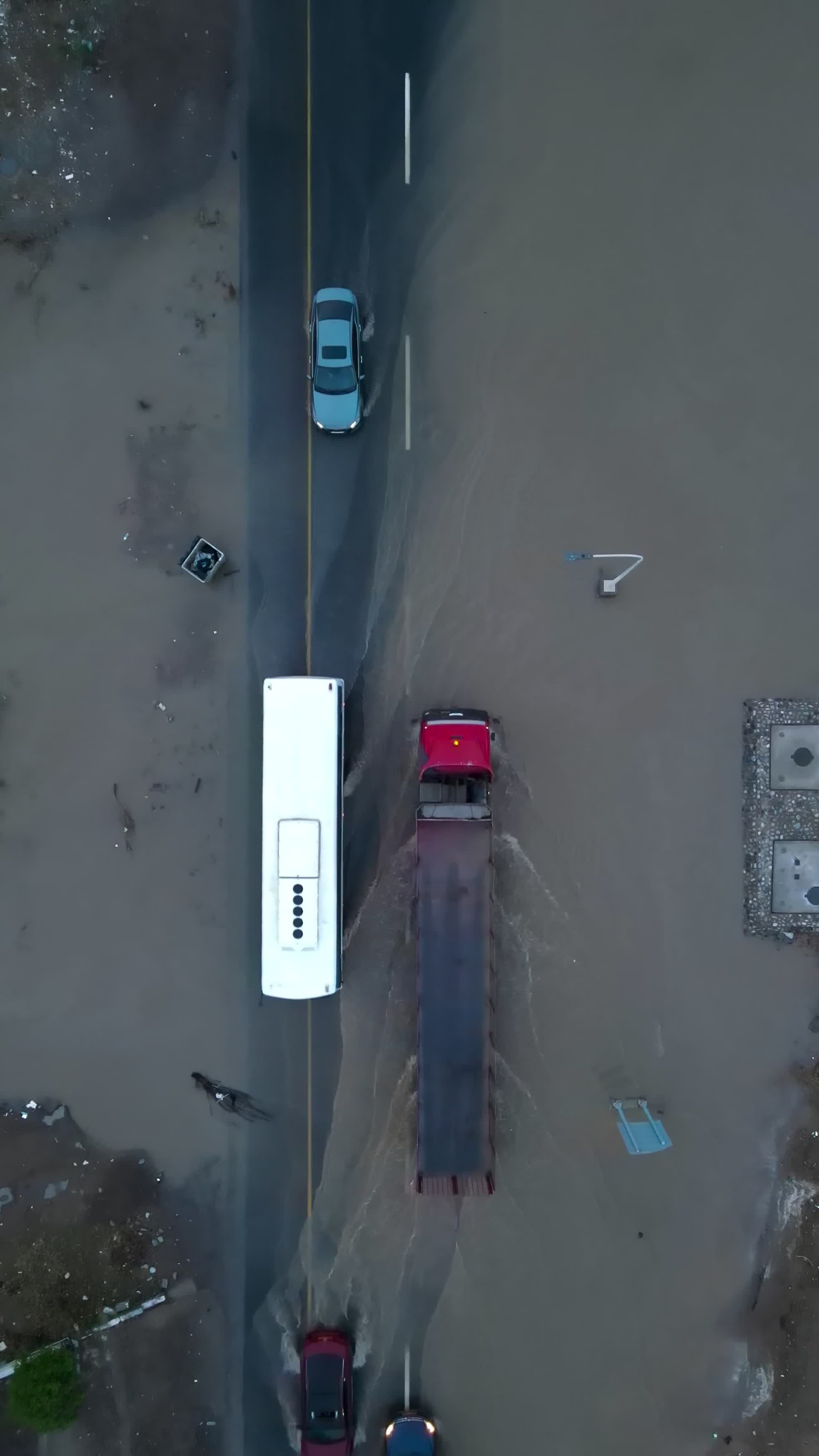Vista Aérea De Vehículos Circulando Por Una Carretera Inundada · Vídeo ...