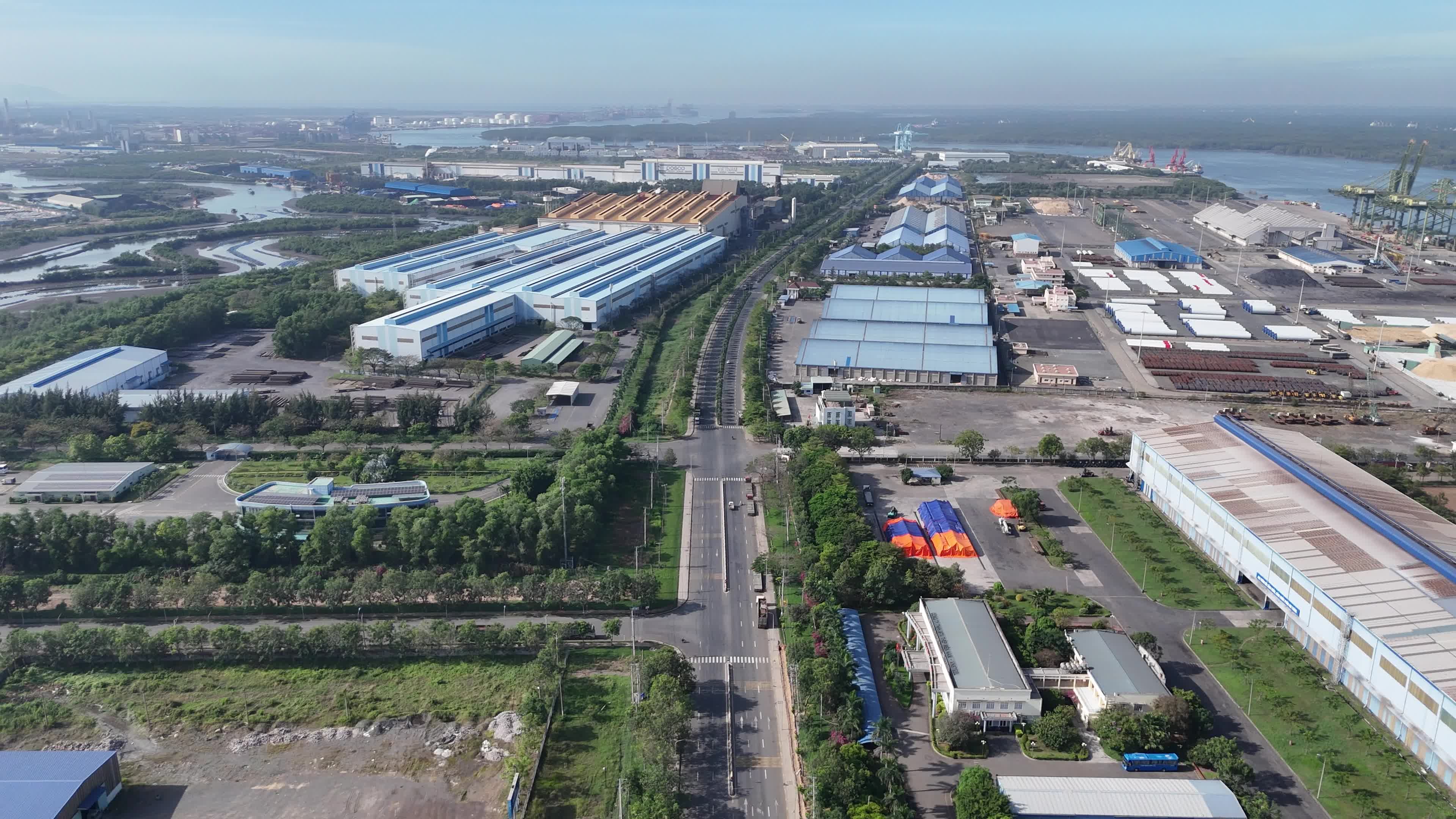 Vista Aérea De Un Complejo Industrial En Expansión · Vídeo de stock ...