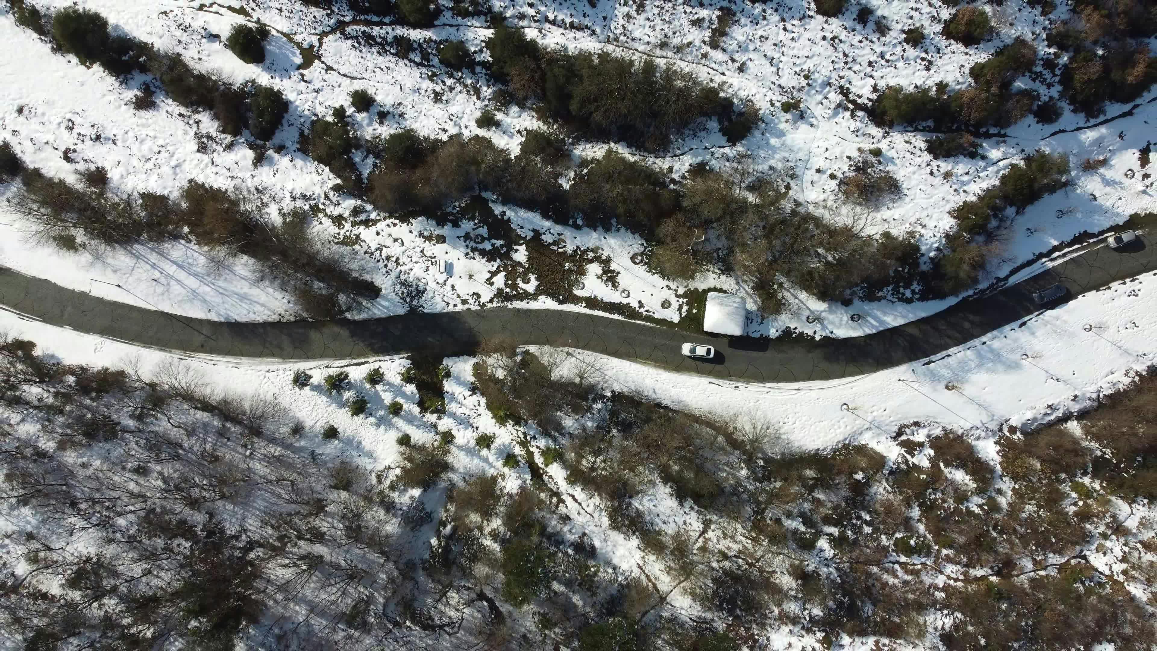 Vista Aérea Da Serena Estrada Nevada Da Floresta No Inverno · Vídeo ...
