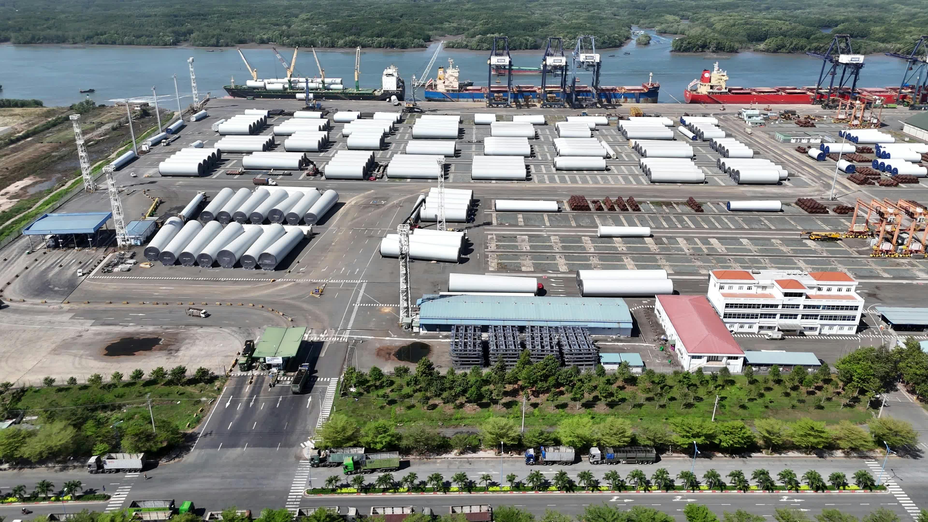Vista Aérea Do Porto Marítimo Internacional De Cai Mep · Vídeo ...
