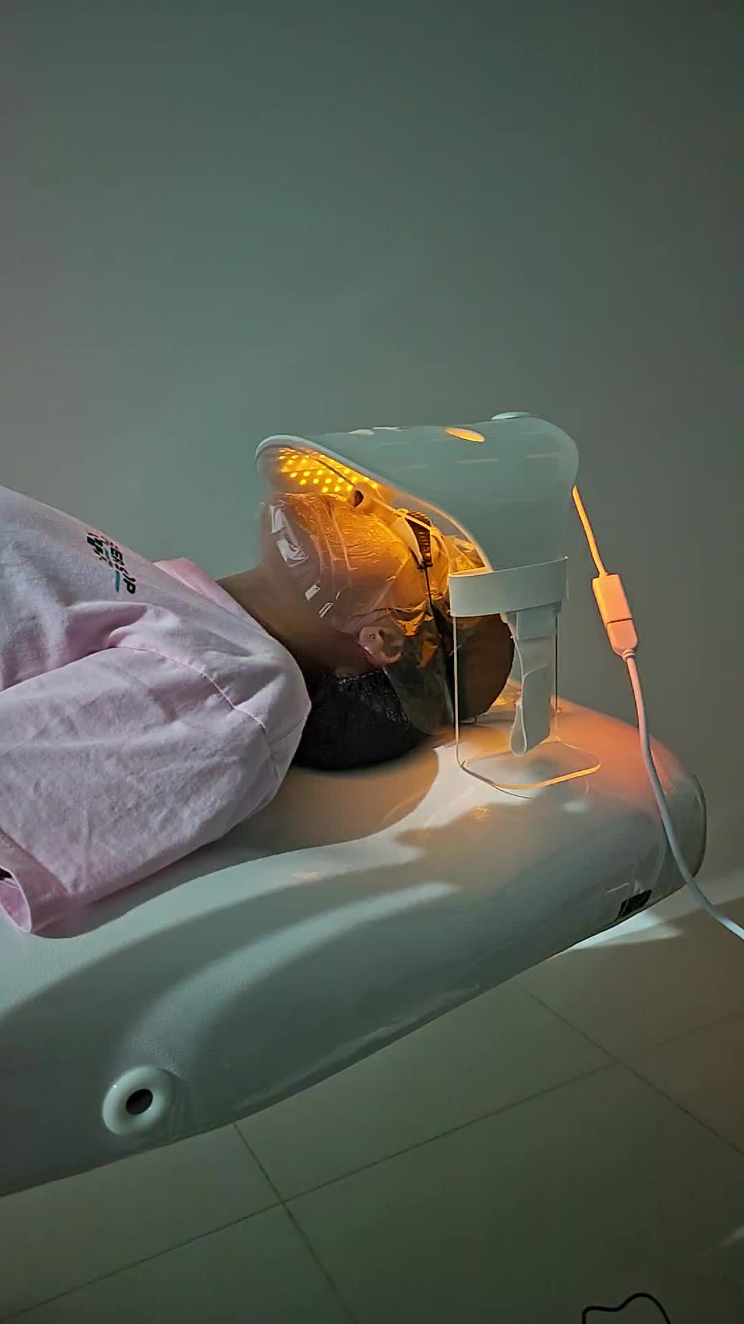 Terapia De Tratamiento Facial Con Led En Una Clínica Moderna · Vídeo de ...