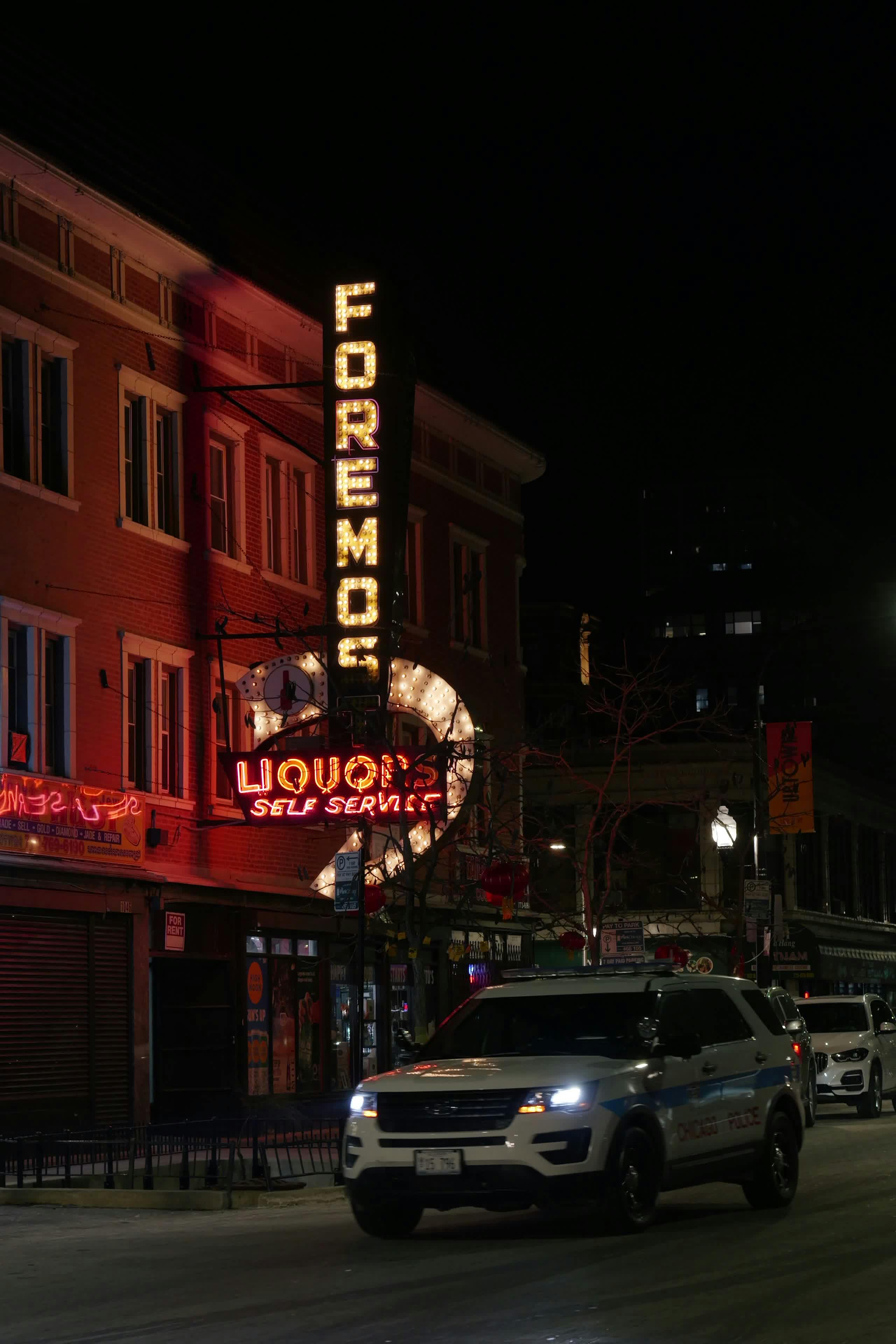 Panneau Néon Nocturne Sur La Rue Chicago · Vidéo gratuite