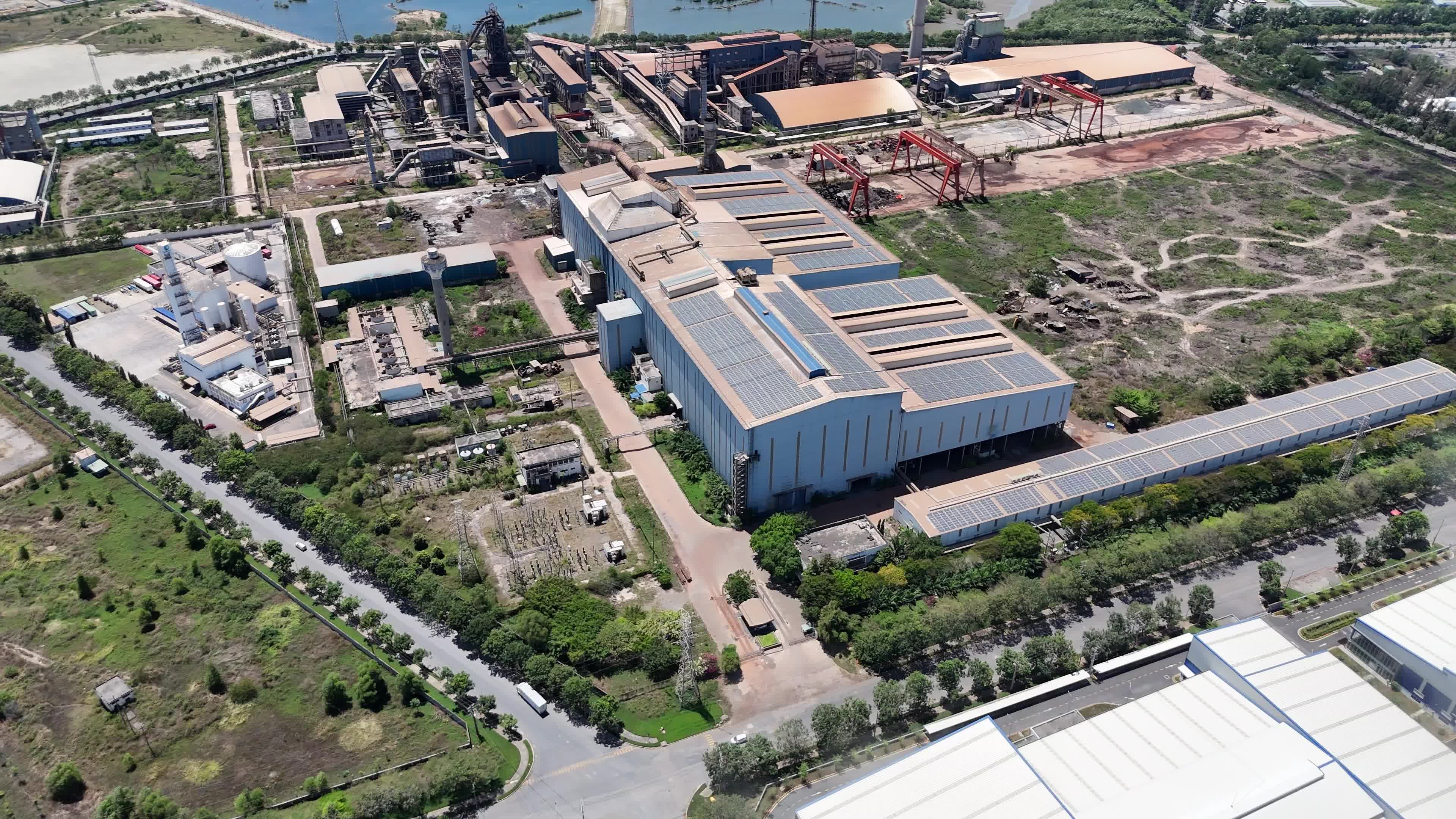 Vista Aérea De Un Gran Complejo Industrial · Vídeo de stock gratuito
