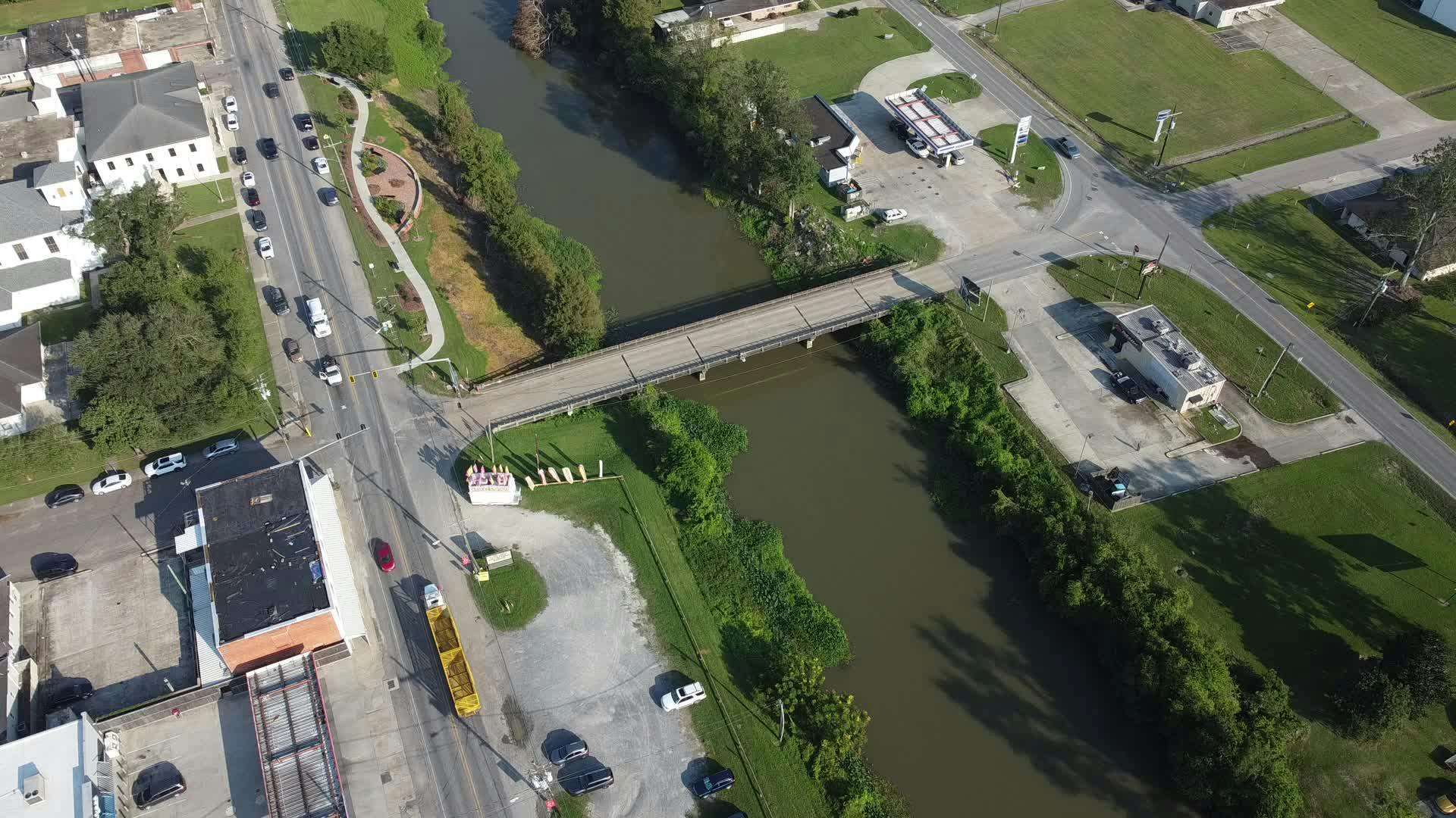 Vista Aérea Del Puente Sobre El Canal De Luisiana · Vídeo de stock gratuito