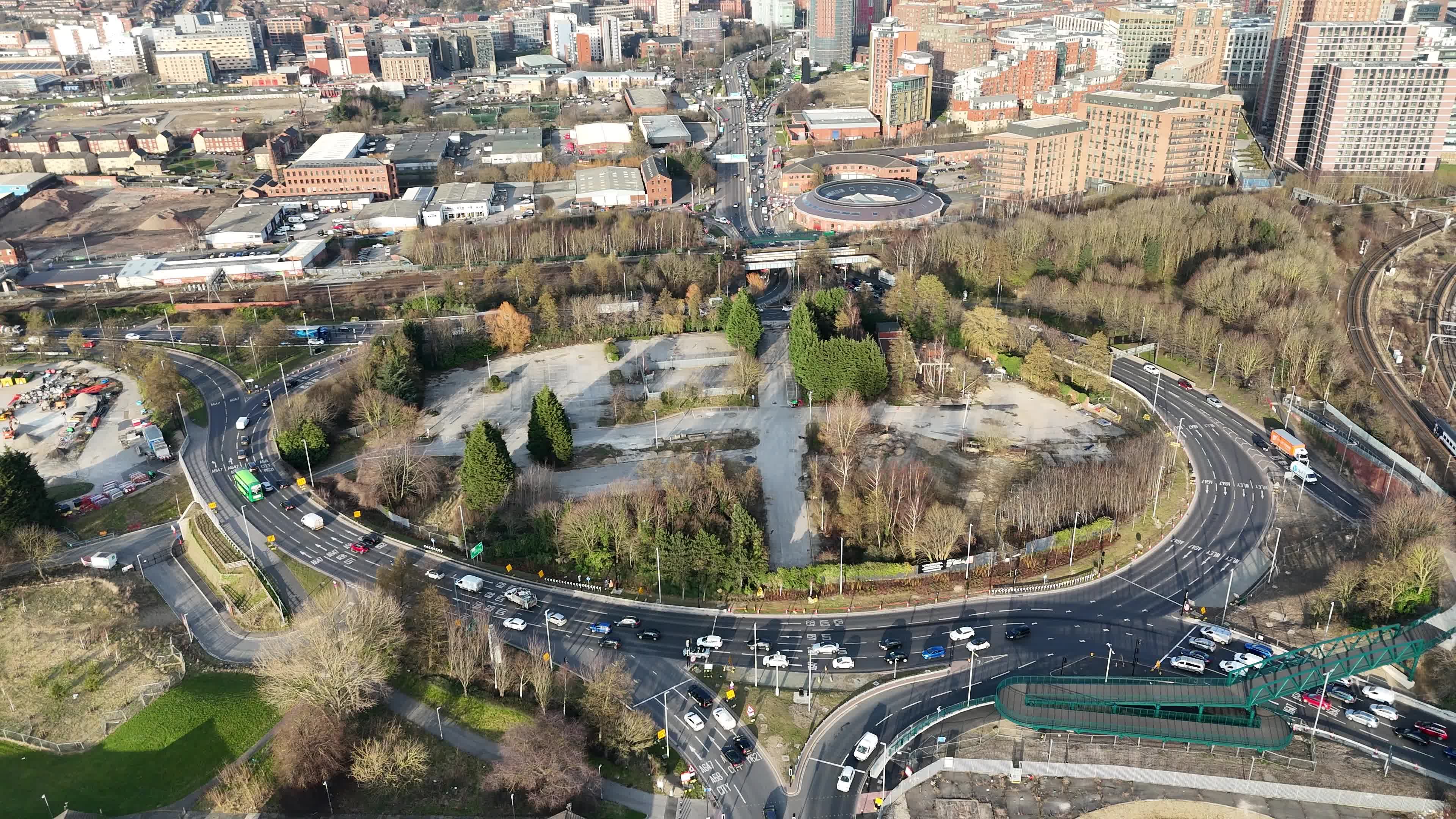 Vista Aérea De La Rotonda Urbana Y Zonas Verdes · Vídeo de stock gratuito