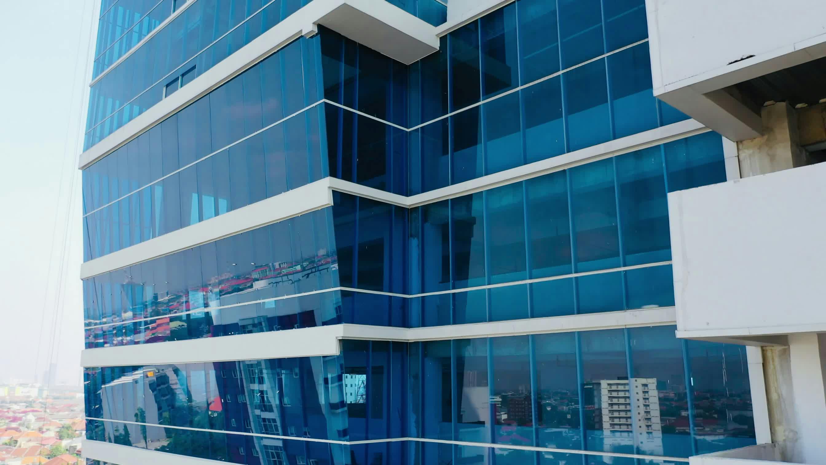 Pemandangan Udara Gedung Pencakar Langit Kaca Modern · Video Stok Gratis