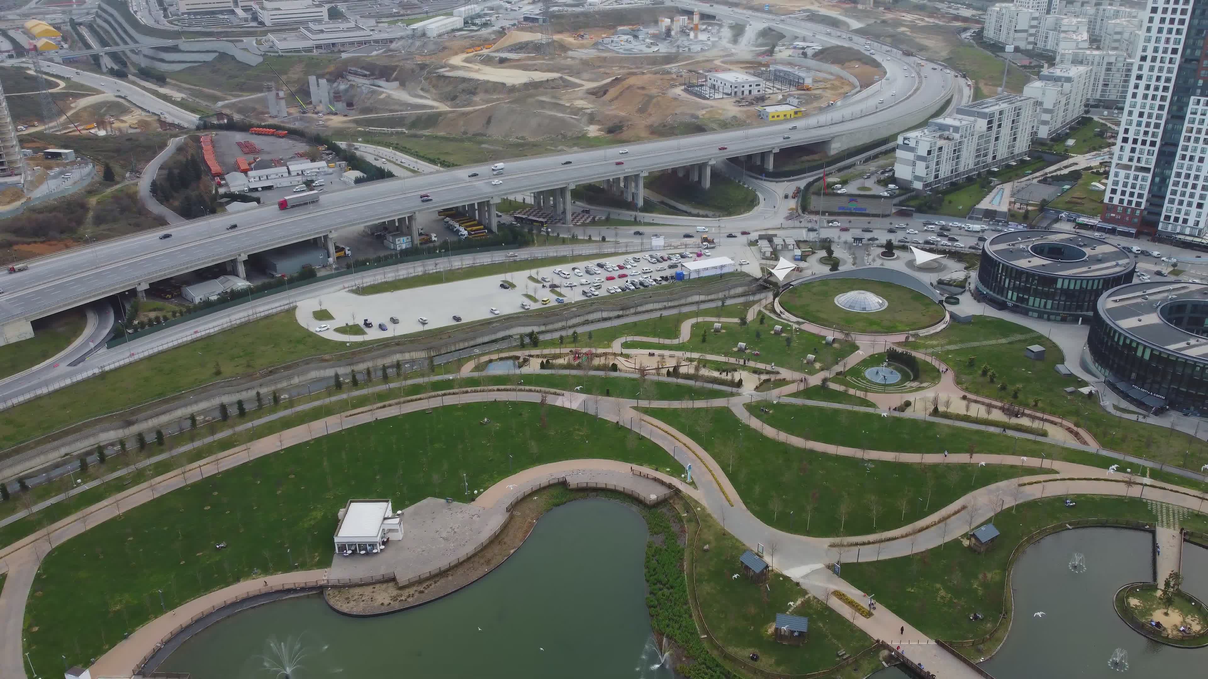 Vista Aérea Del Moderno Parque Urbano Con Espacios Verdes · Vídeo de ...