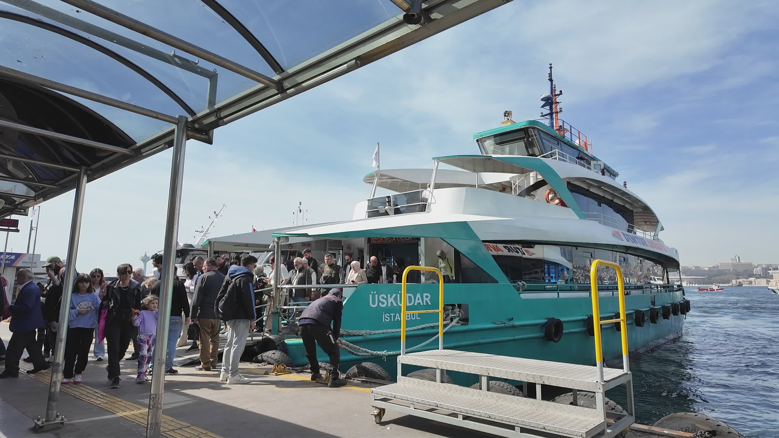 Pasajeros Embarcando En El Ferry En El Muelle De Uskudar · Vídeo de ...