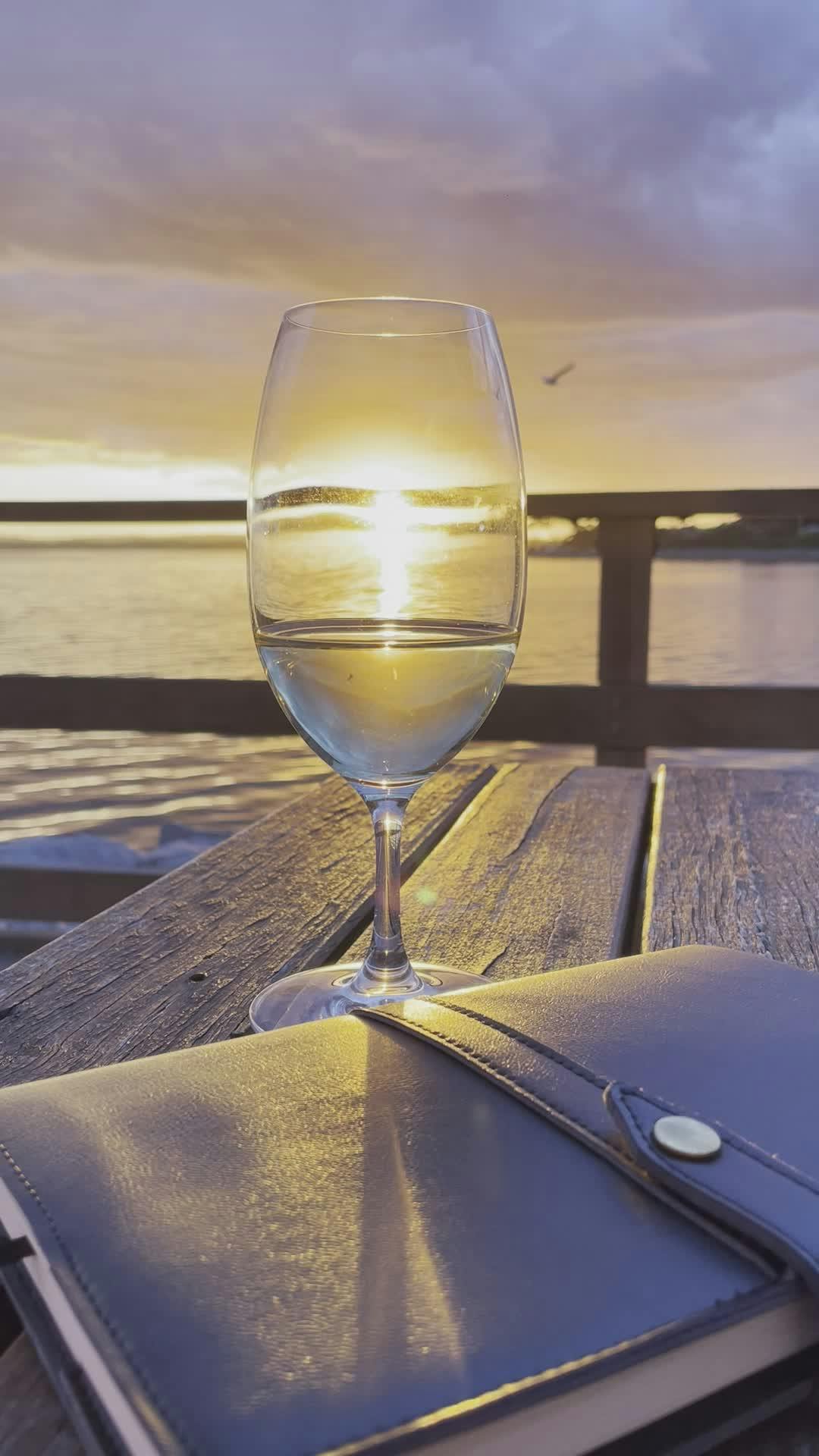 Atardecer Escénico En El Océano A Través De Una Copa De Vino · Vídeo de ...