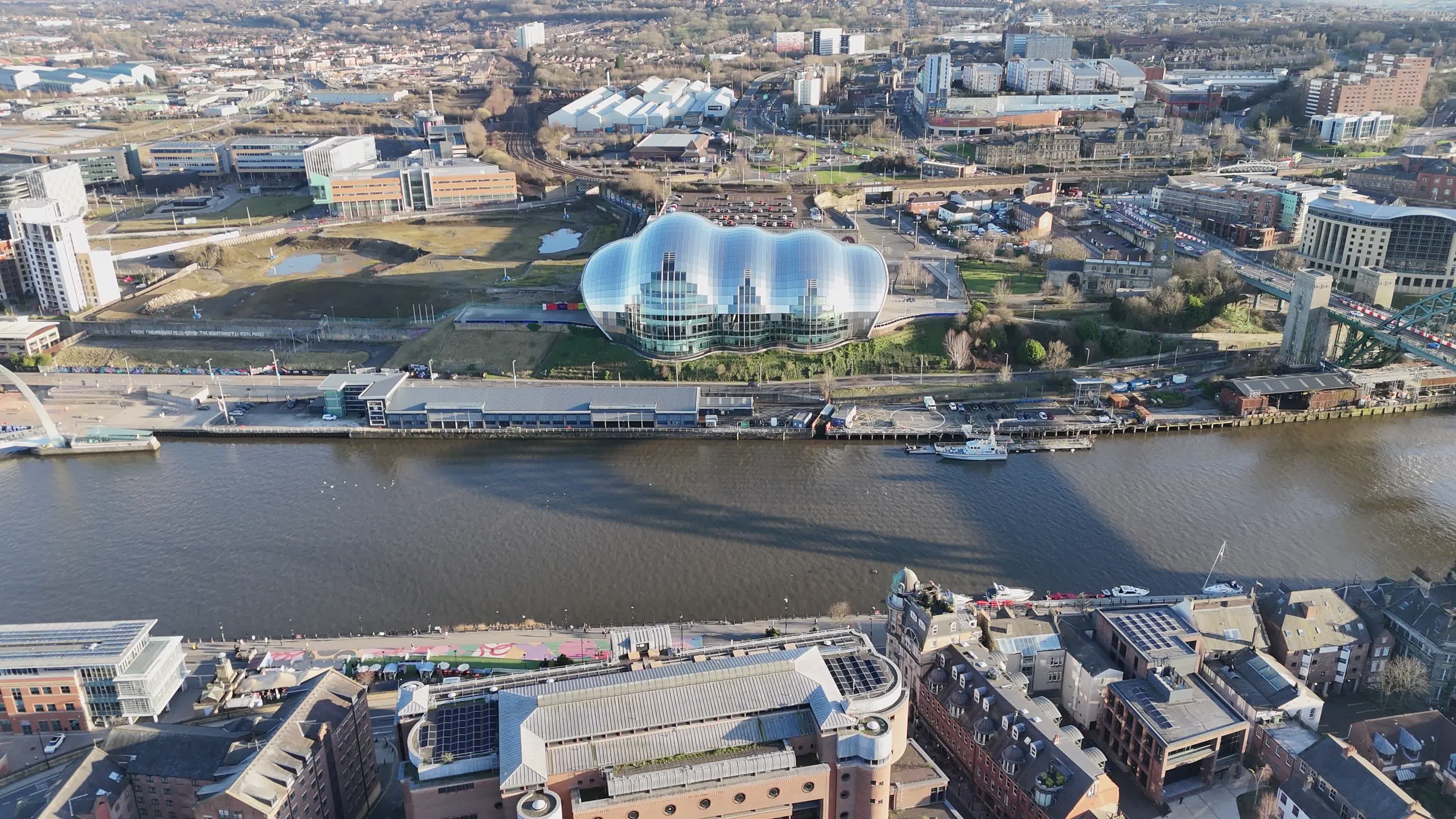 Vista Aérea Del Río Tyne De Newcastle Y Sage Gateshead · Vídeo de stock ...