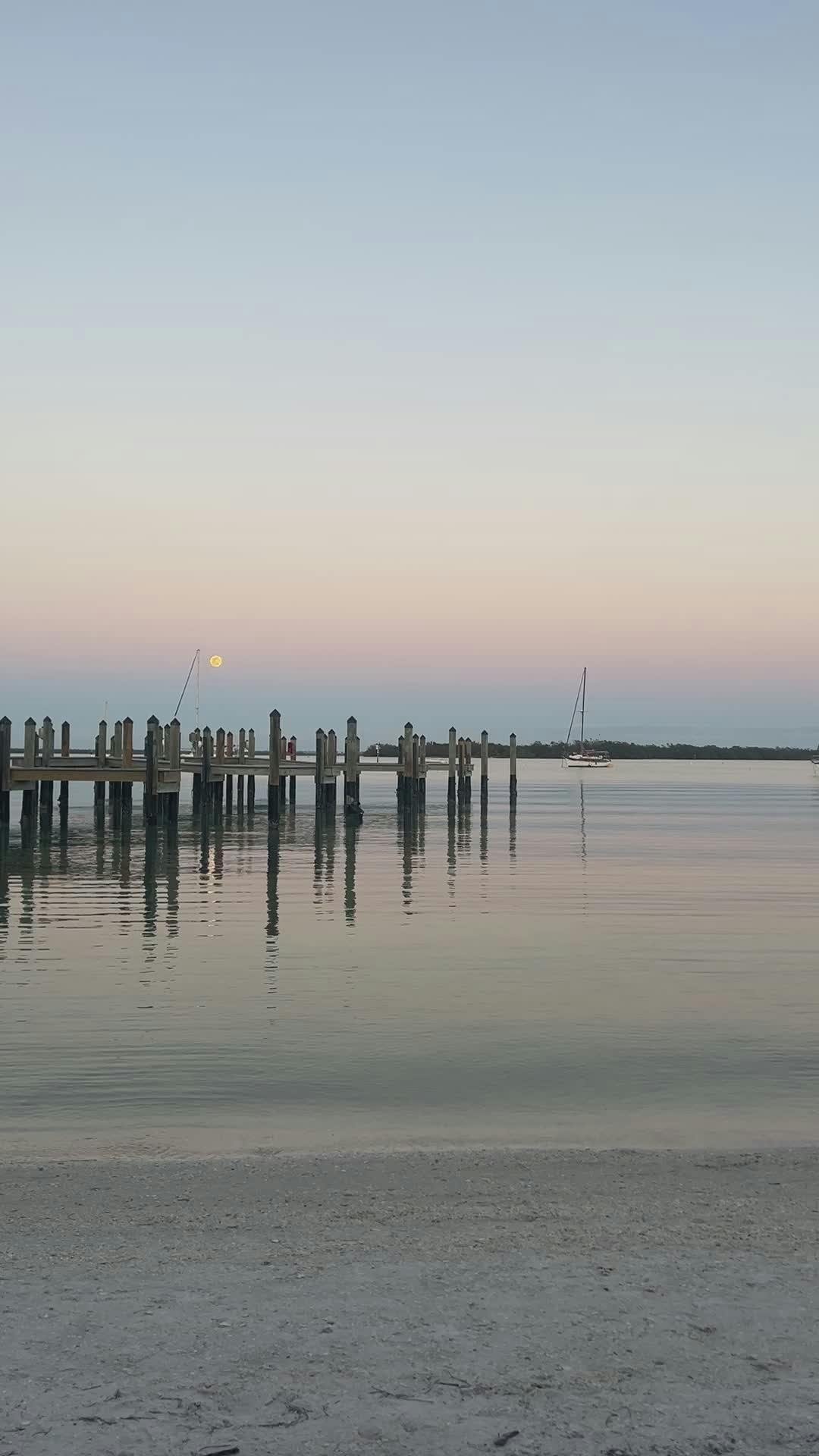 宁静的湖畔码头上静谧的落日 · 免费素材视频