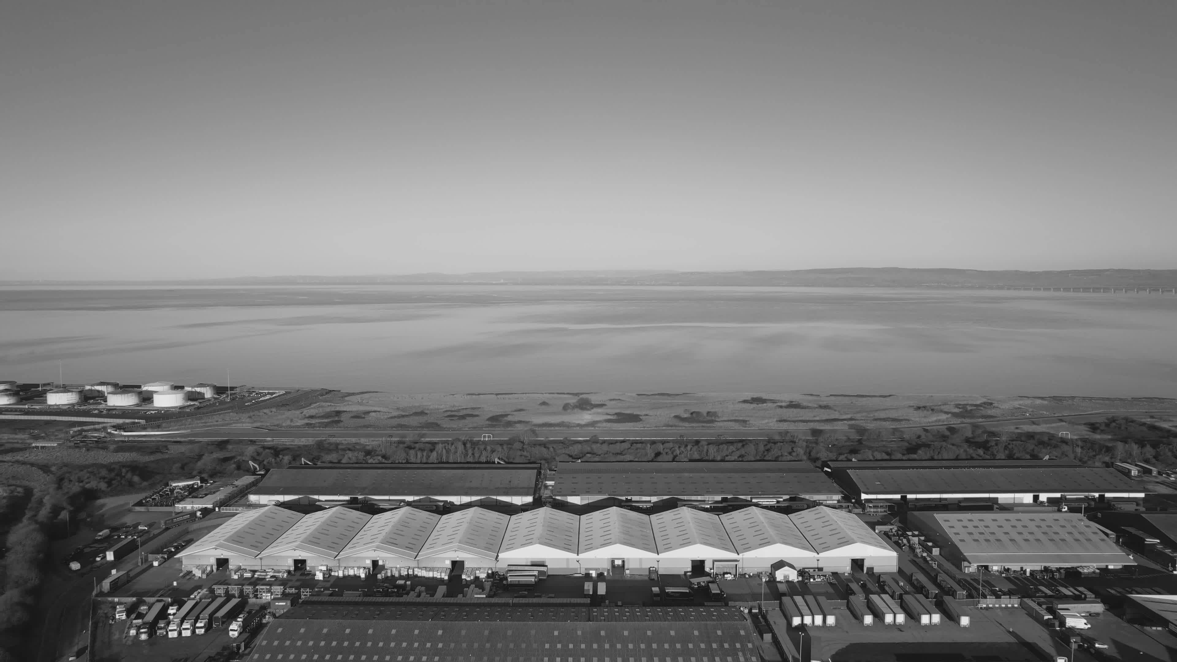 Vista Aérea Do Armazém Industrial à Beira Mar · Vídeo profissional gratuito