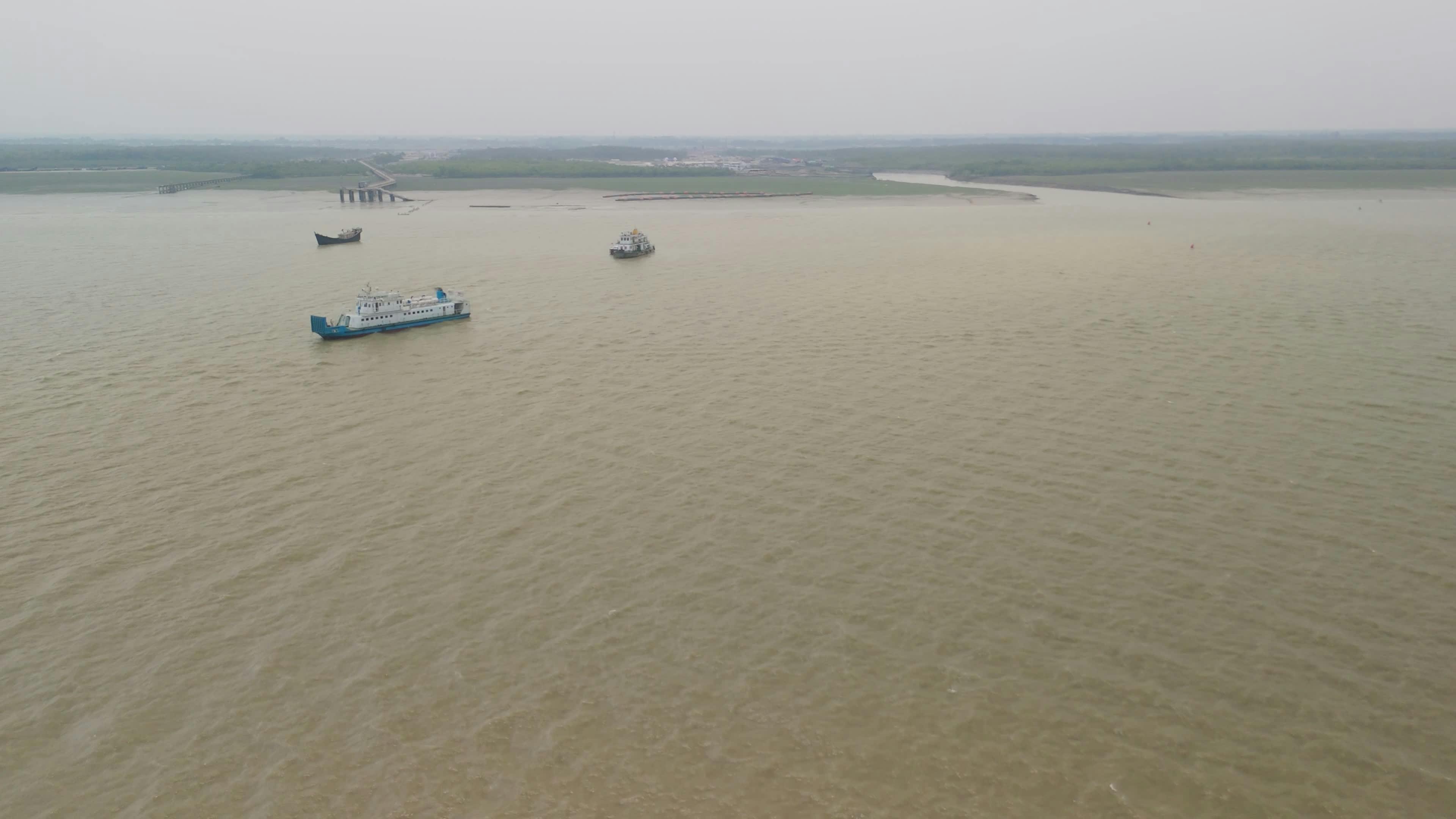 Vista Aérea De Los Transbordadores En El Río Chattogram · Vídeo de stock gratuito