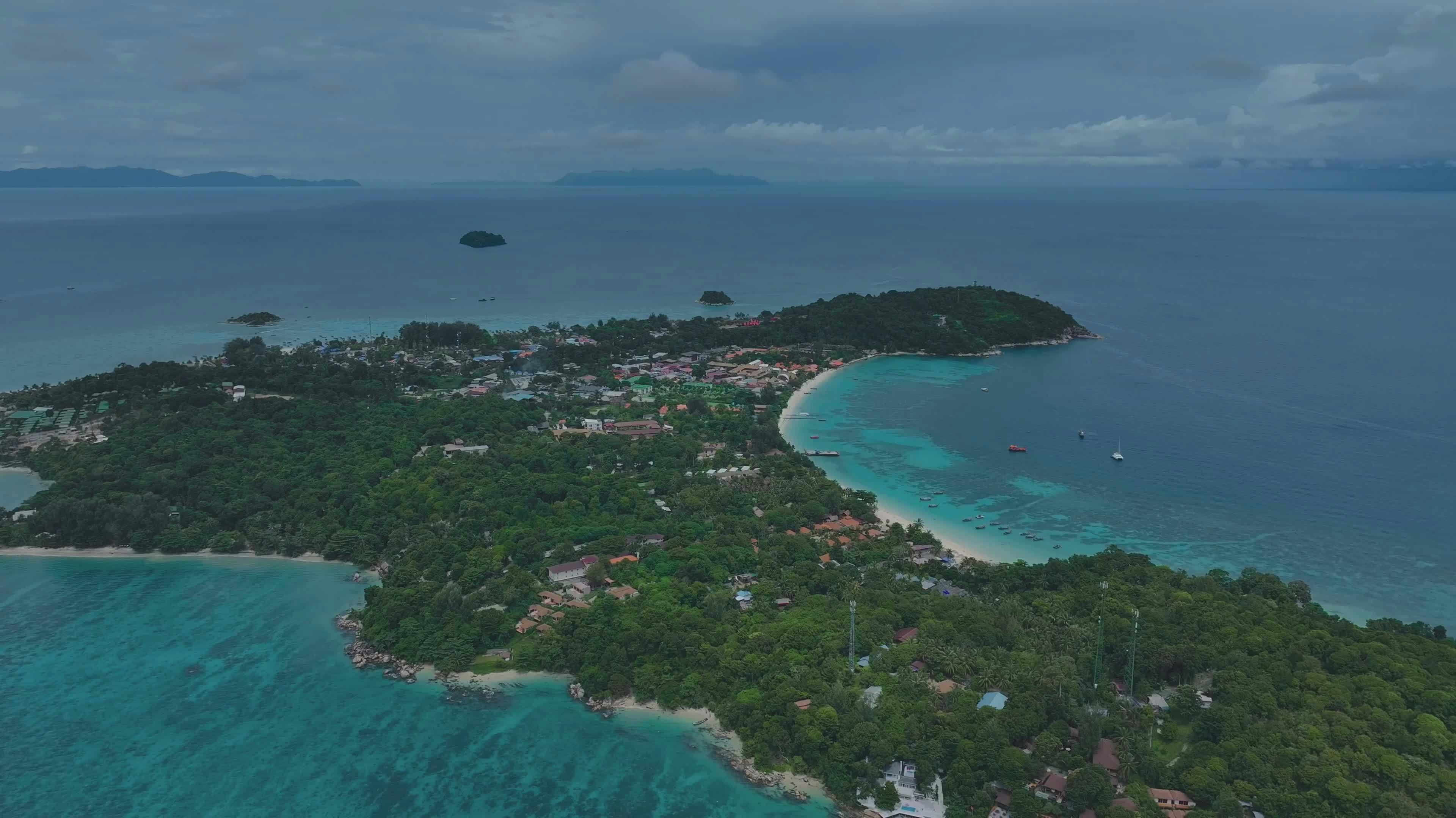 Impresionante Vista Aérea De Una Isla Tropical · Vídeo de stock gratuito