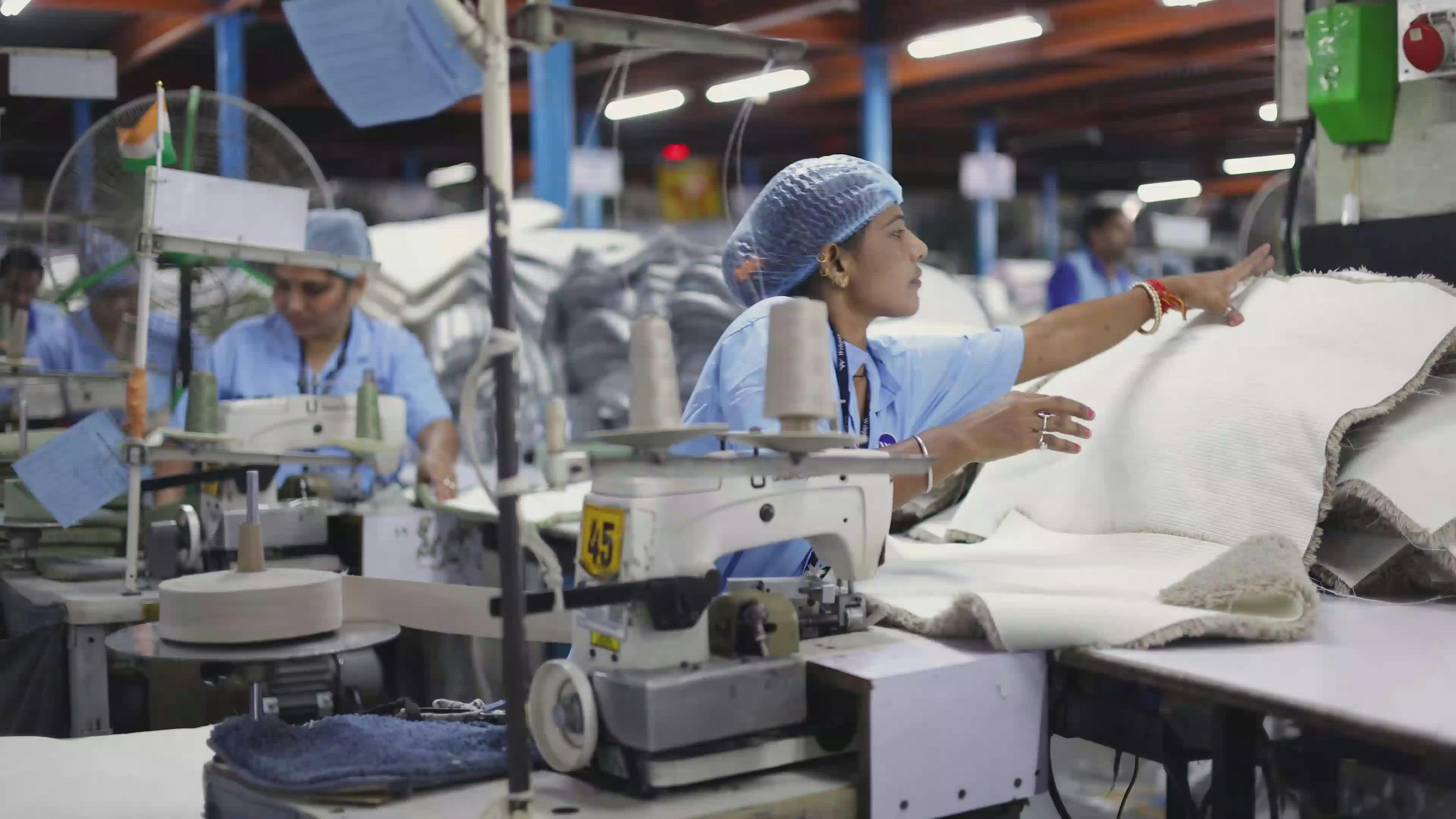 Trabajadores De Una Fábrica Textil En Máquinas De Coser · Vídeo de ...