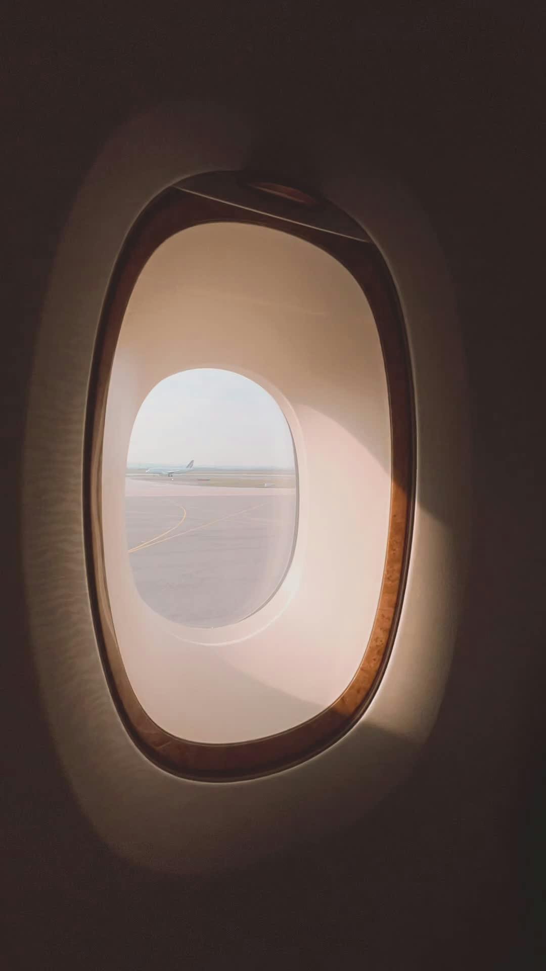 Vue Aérienne à Travers La Fenêtre D'un Avion En Vol · Vidéo gratuite