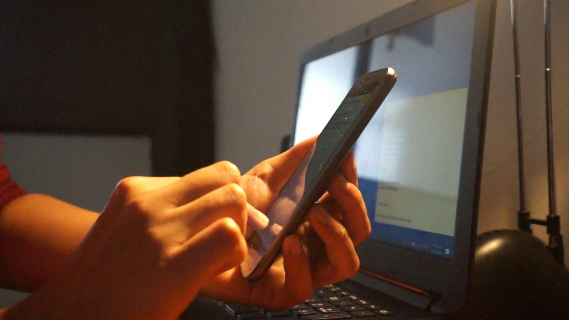 Una Persona Que Usa Un Teléfono Celular Inteligente · Vídeos de stock ...