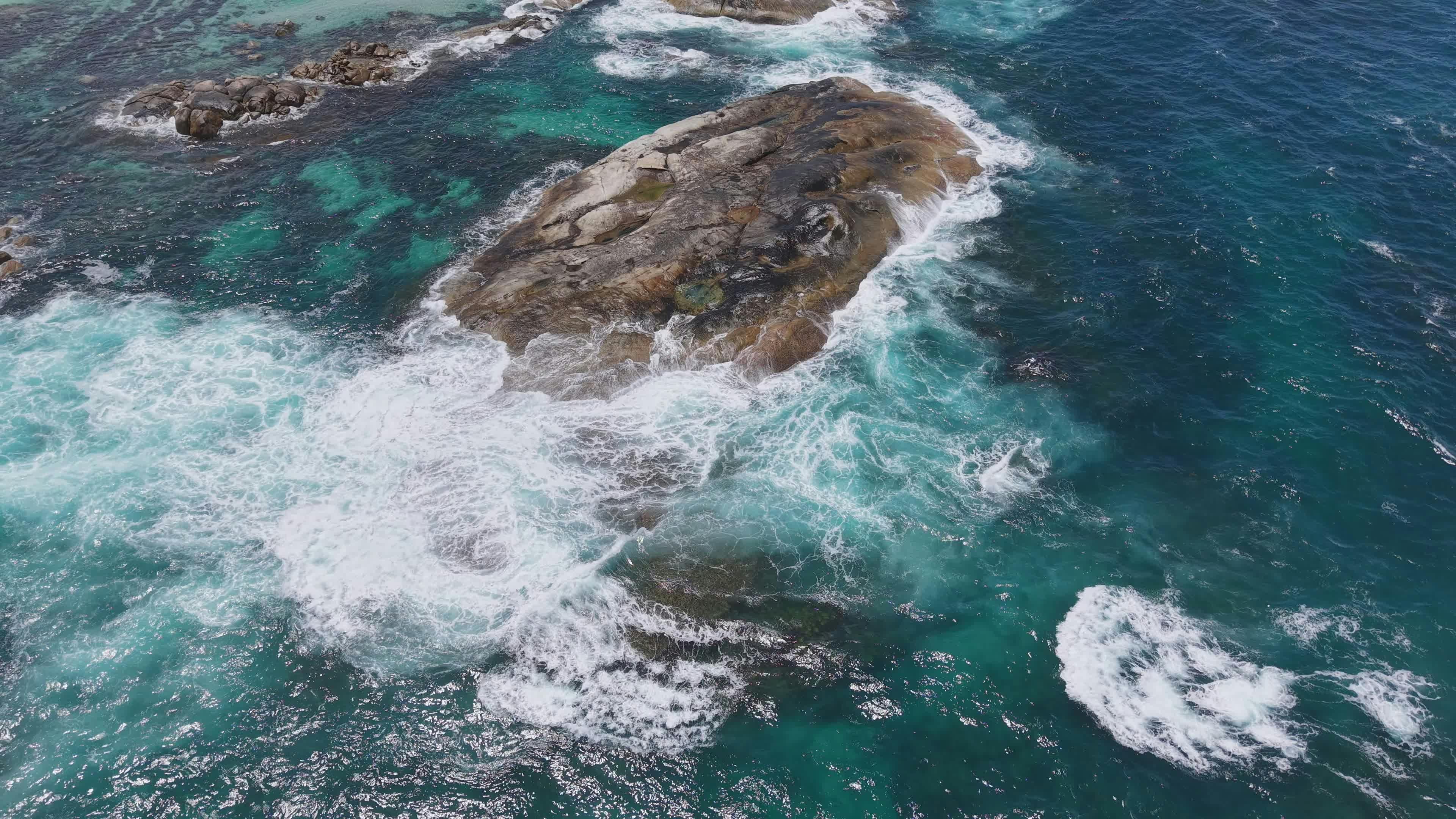 Impresionante Vista Aérea Del Océano Turquesa Y Las Rocas · Vídeo de ...